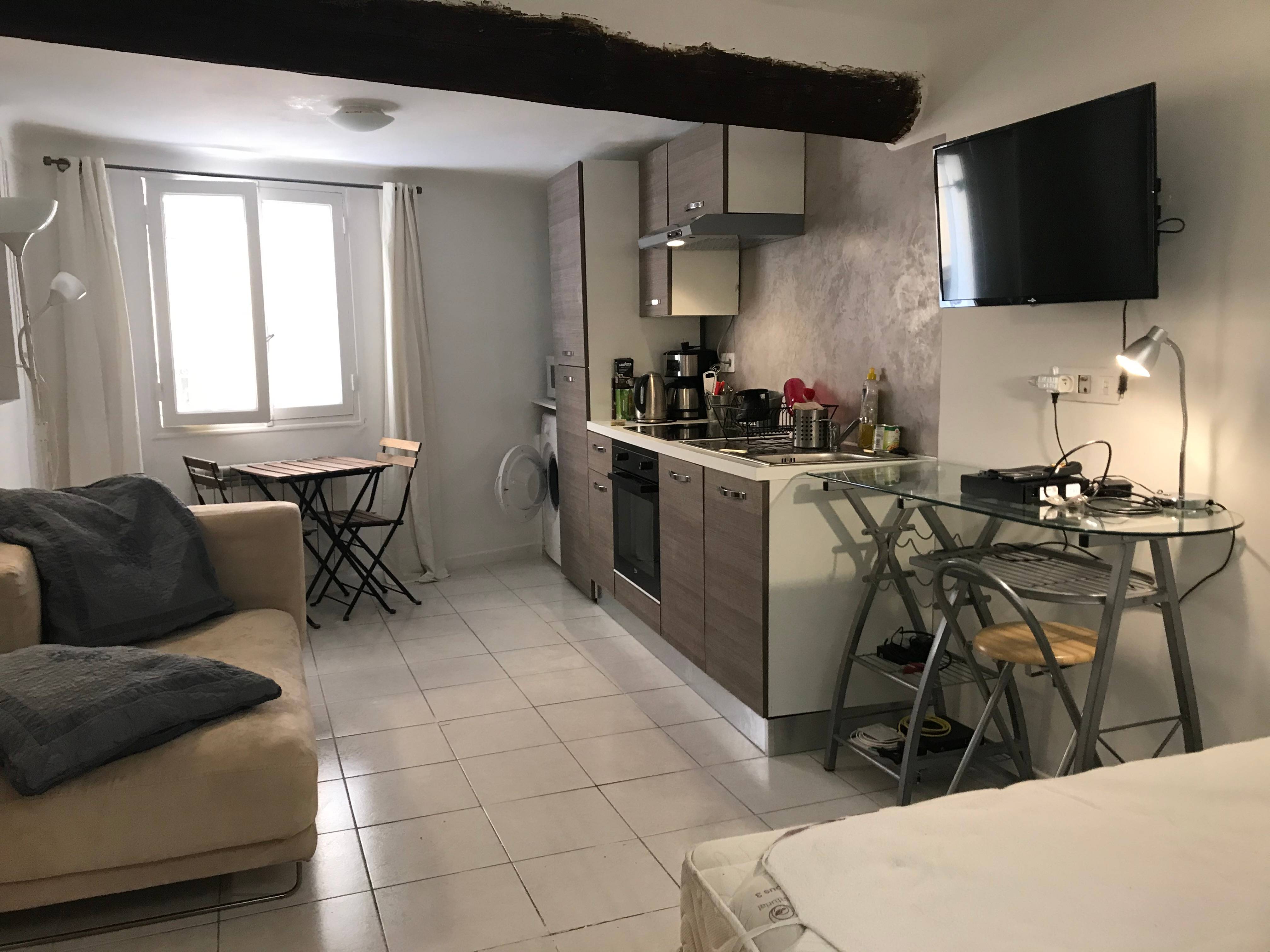 A louer studio meublé centre piéton Hyères sur Gens de Confiance