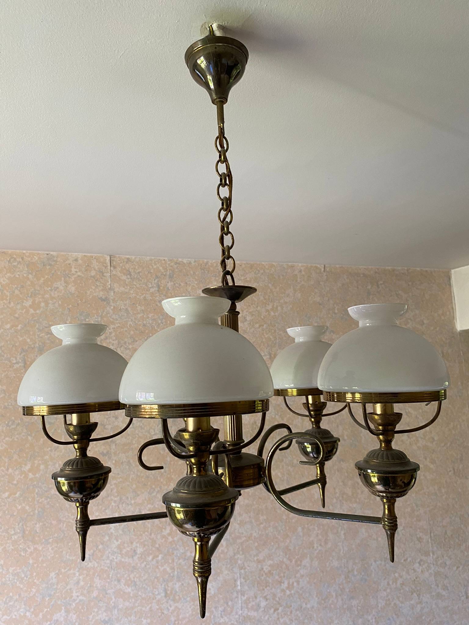 Lustre vintage en laiton doré et opaline à cinq branches globes opaline sur Gens de Confiance