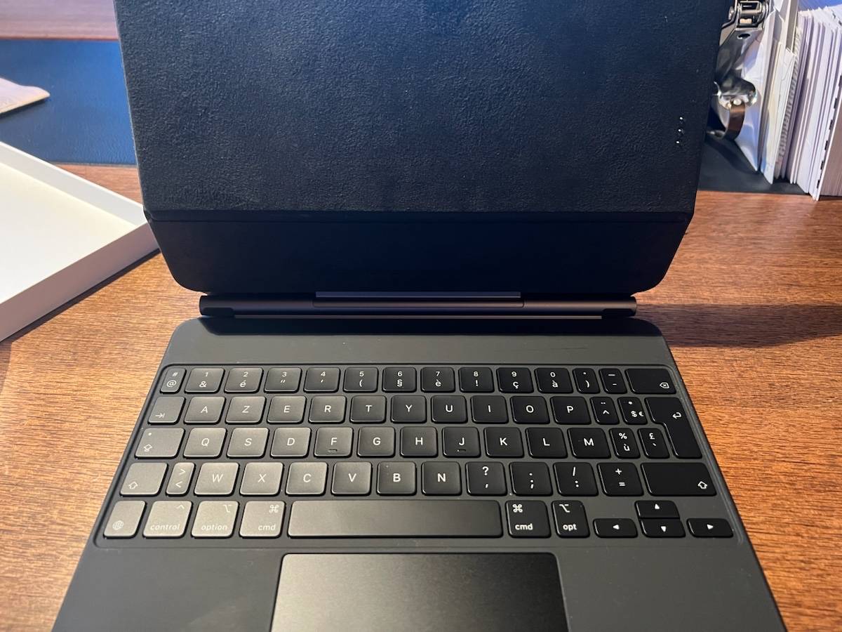 Magic keyboard (clavier + trackpad) iPad Pro 11” / on Gens de Confiance
