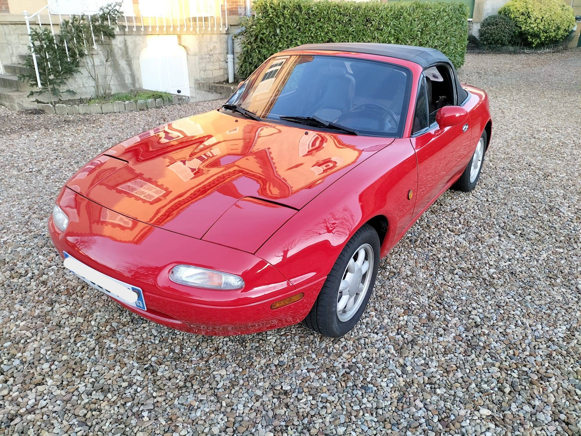 Mazda Mx5 Na rouge on Gens de Confiance
