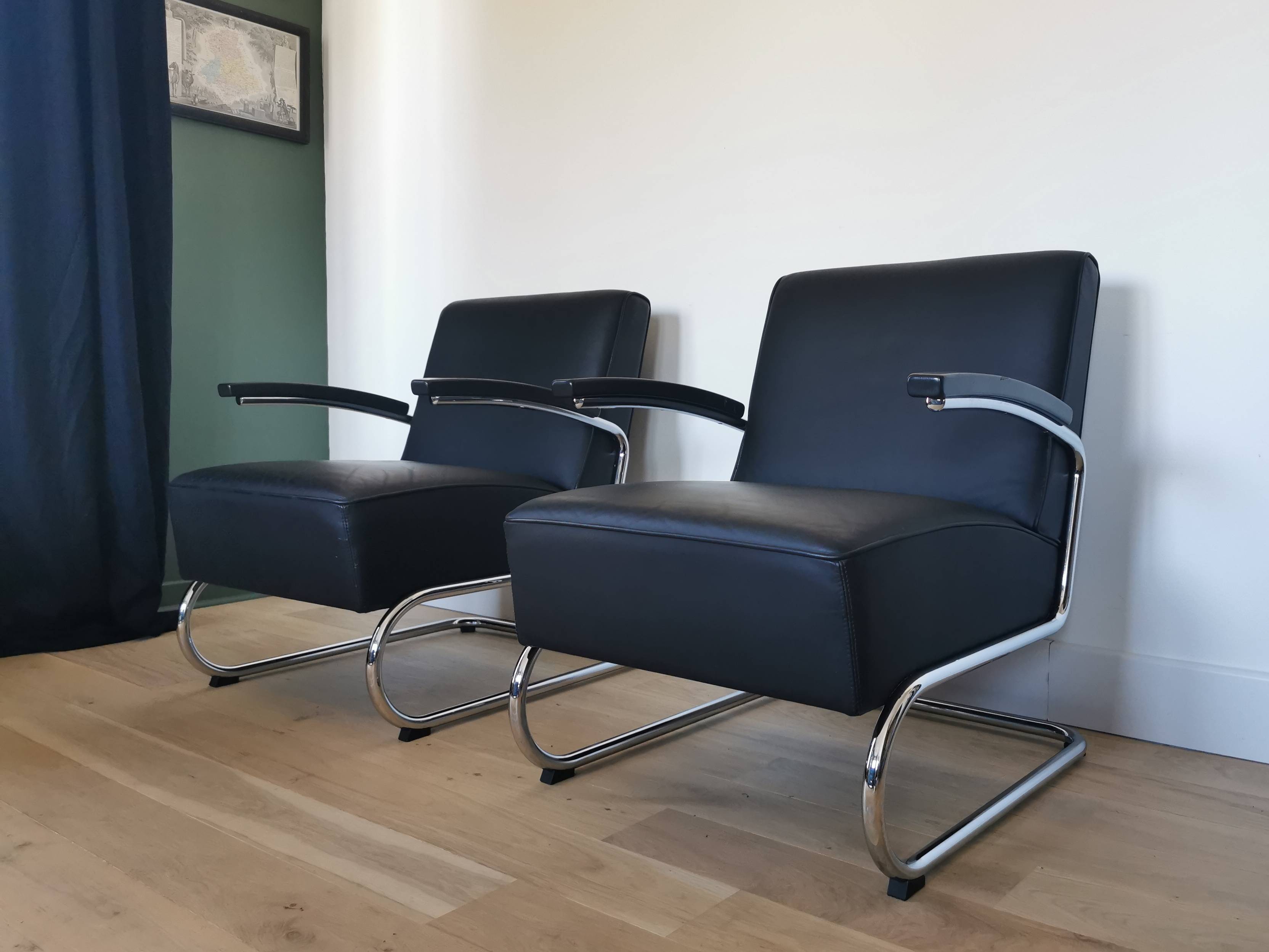 Paire de fauteuils Thonet design modèle S411 cuir noir sur Gens de Confiance