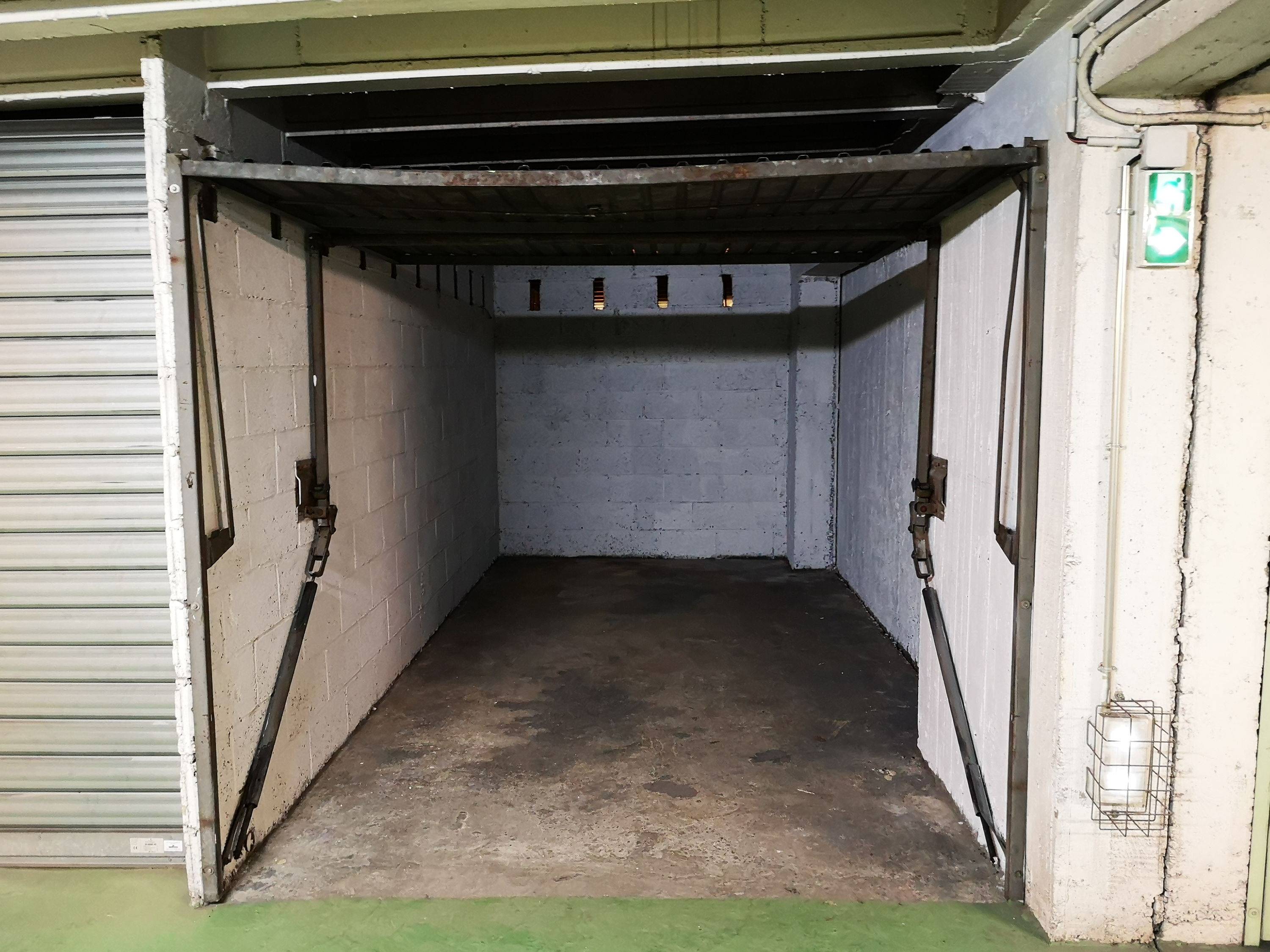 Loue parking/box fermé 10m² entre Ternes et Arc de Triomphe sur Gens de ...
