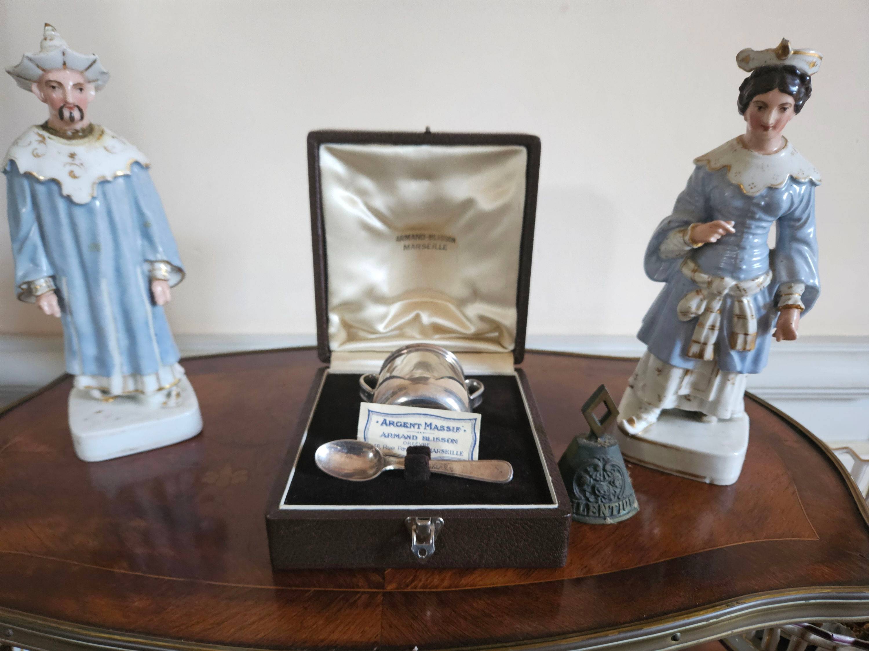 Un petit pot à crème et sa cuillère en argent, poinçon Minerve dans son ...