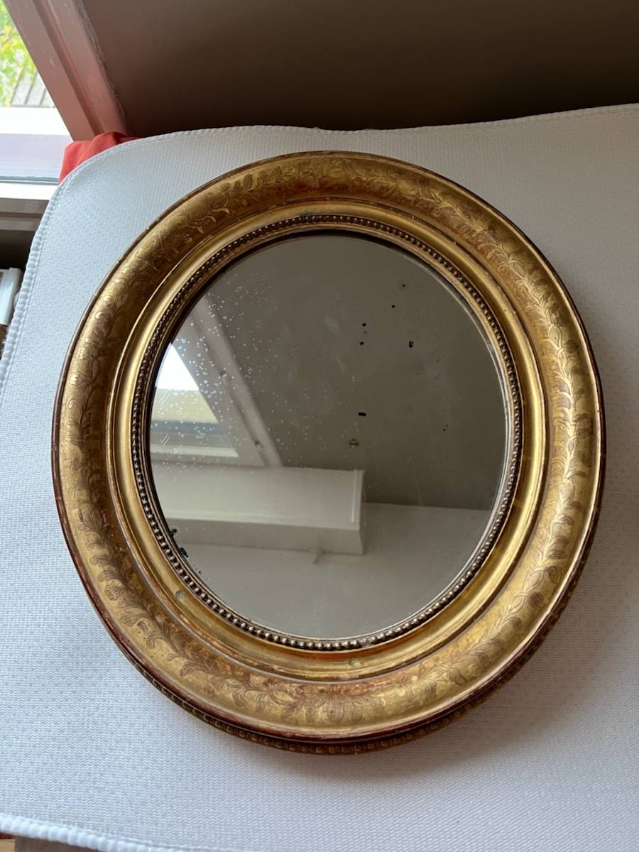 Petit miroir ancien ovale Louis XVI sur Gens de Confiance