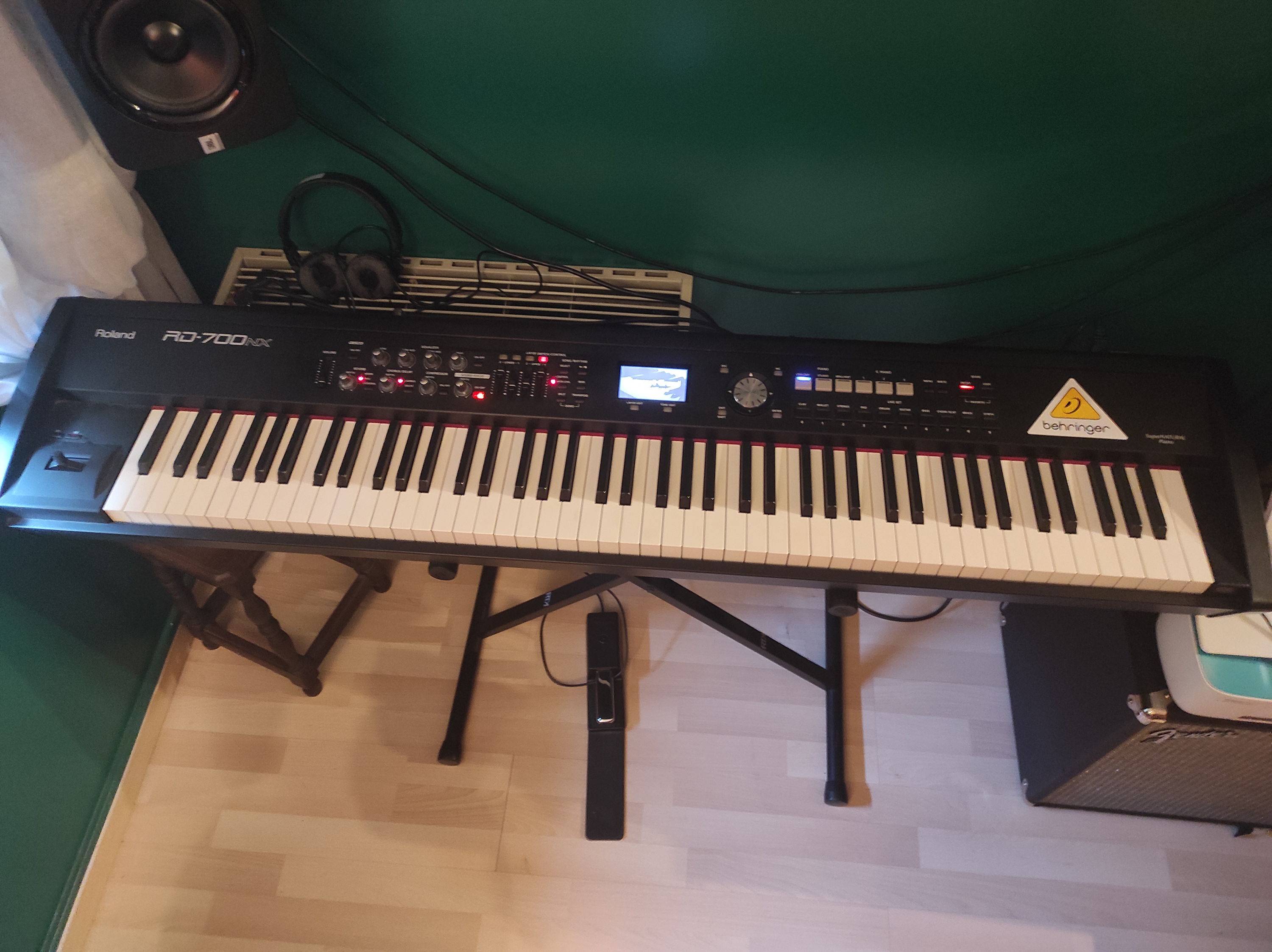 Piano numérique Roland RD-700NX sur Gens de Confiance