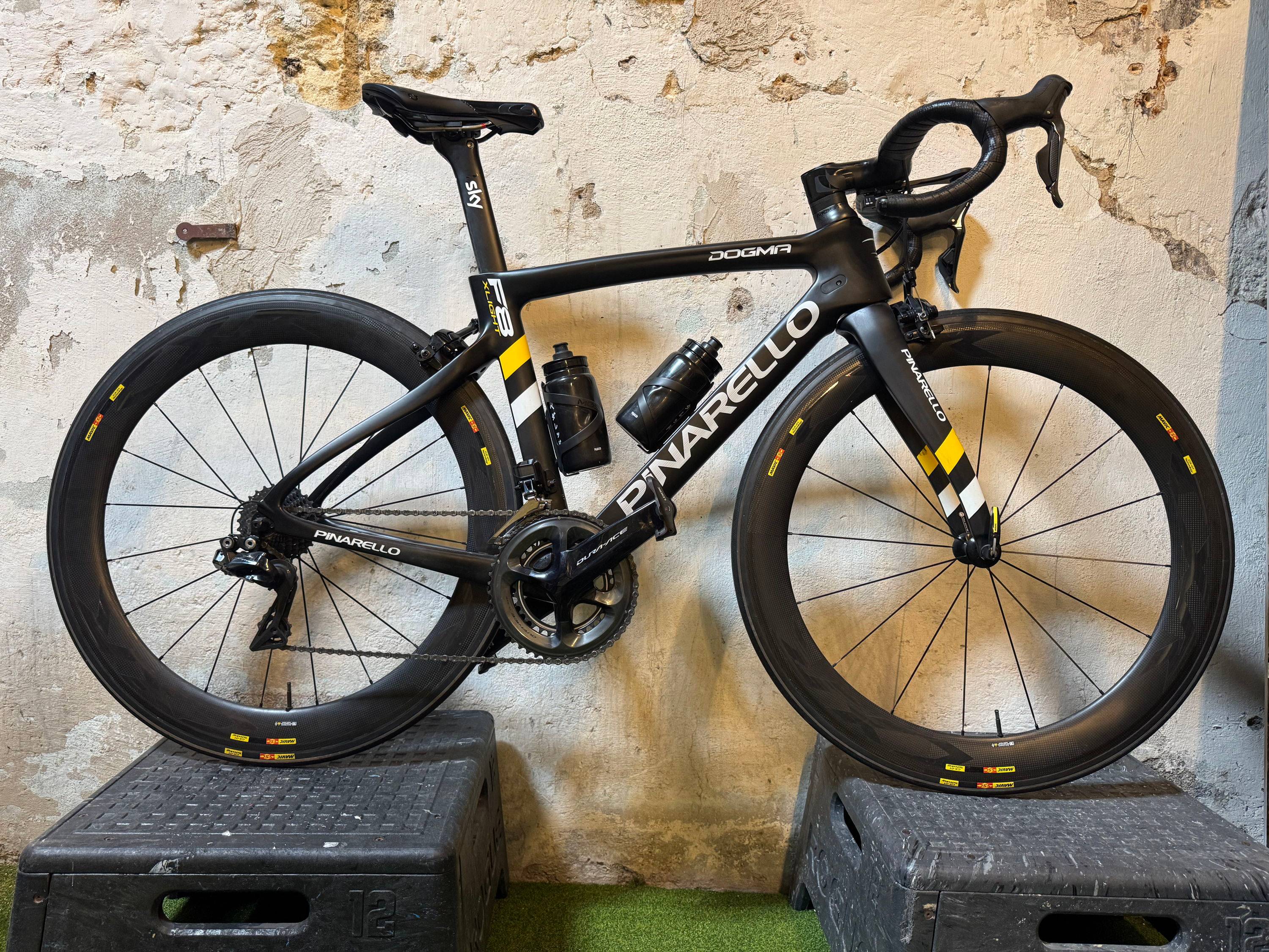 Vélo Pinarello Dogma F8 X-Light – Taille M – Dura-Ace Di2 – Roues carbone sur Gens de Confiance