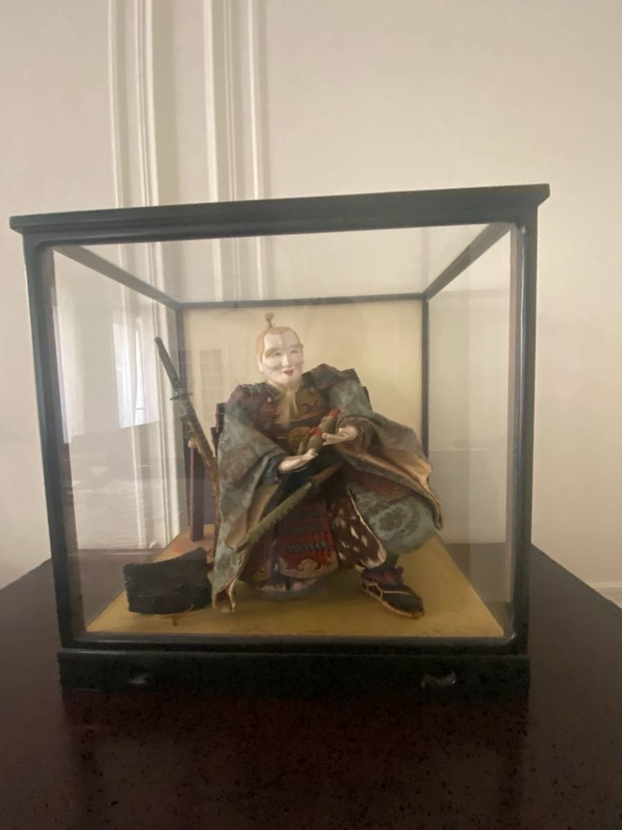 Poupée de l’empereur Japonais Chuai dans sa vitrine sur Gens de Confiance