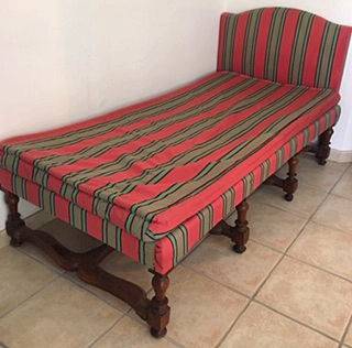 Lit de repos - style Louis XIII on Gens de Confiance