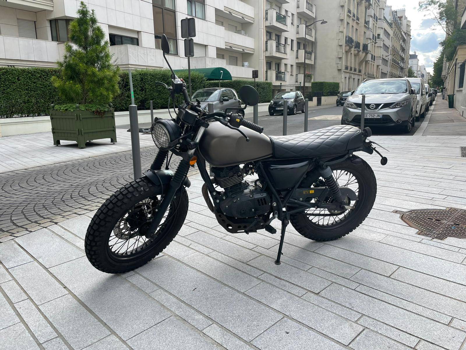 Scrambler néo-rétro - Mutt fat sabbath bronze 125cc sur Gens de Confiance