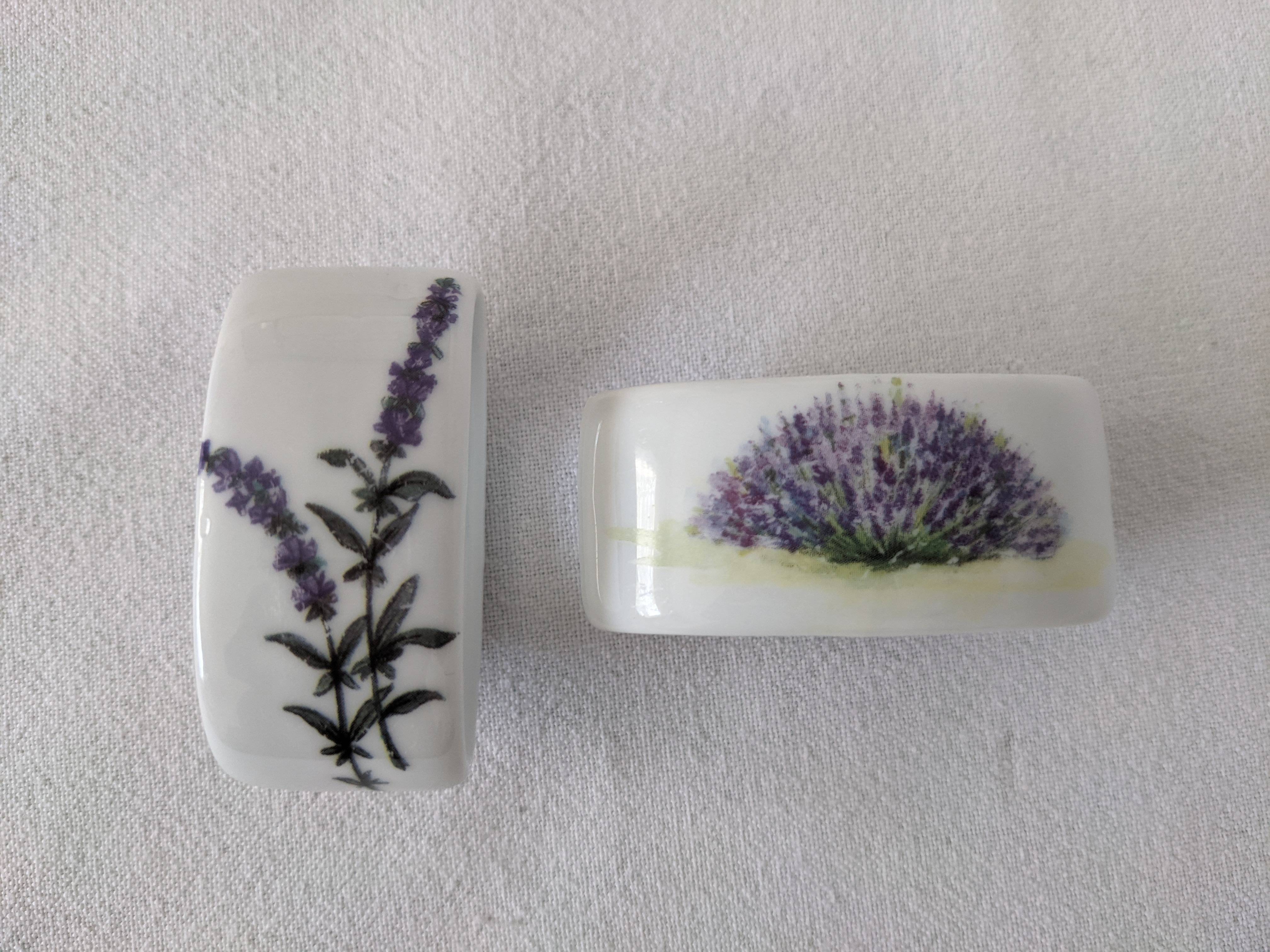 2 ronds de serviette en porcelaine avec 2 motifs différents sur le ...