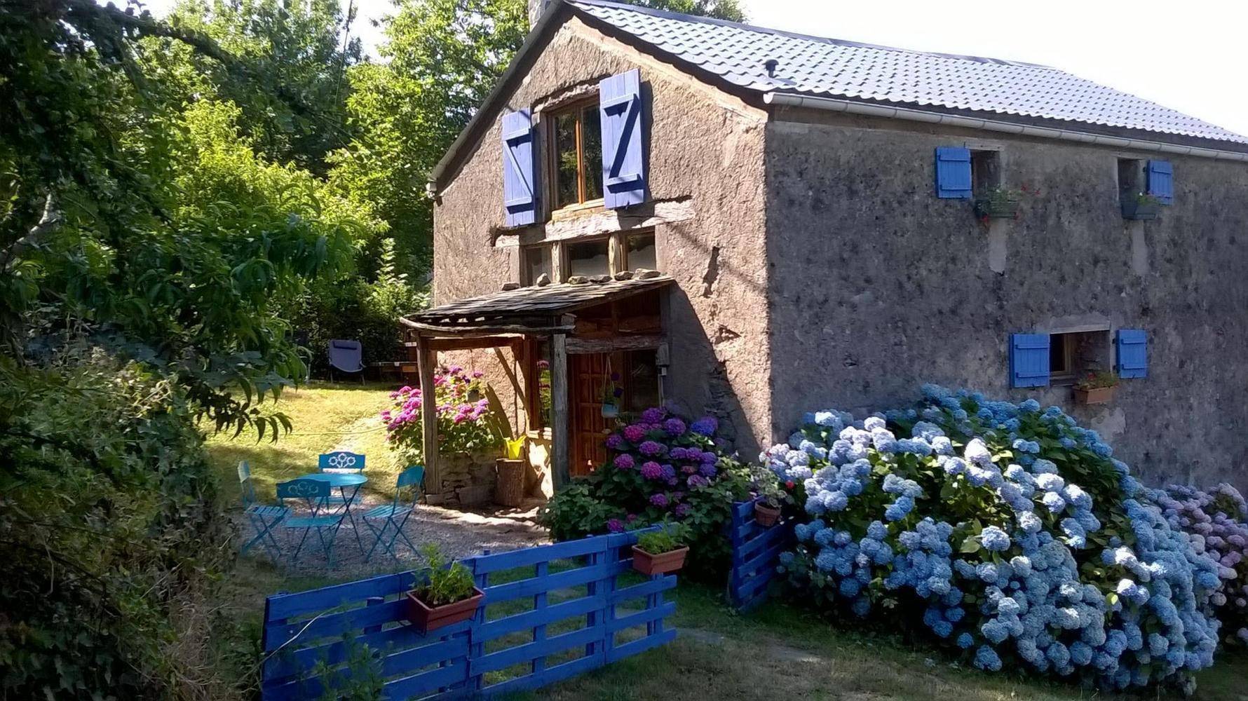Loue Gîte rural en pierre, 4 couchages - Le gîte des Hortensias - Les ...
