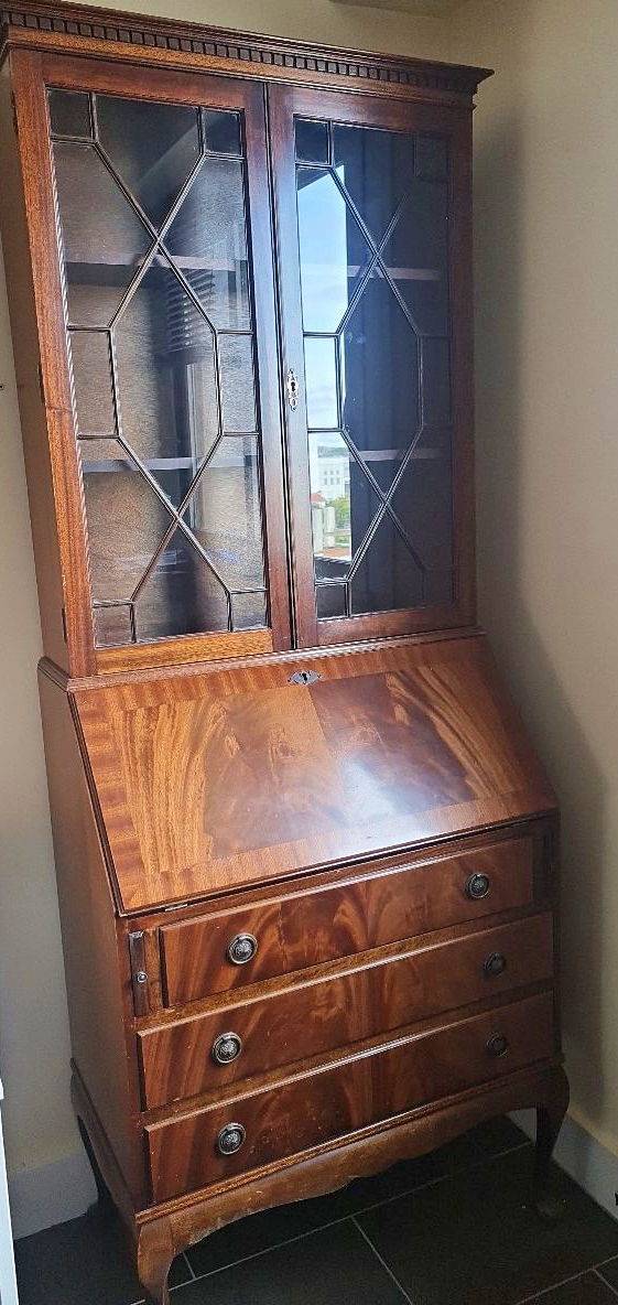 Scriban anglais acajou plaqué 3 tiroirs et etagere on Gens de Confiance