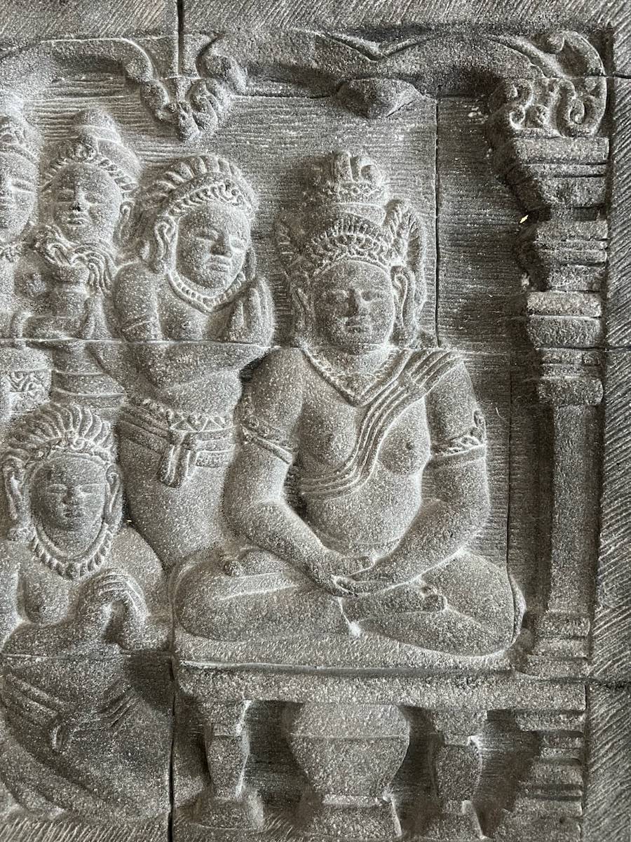 Sculpture bas relief en pierre provenance Bali sur Gens de Confiance