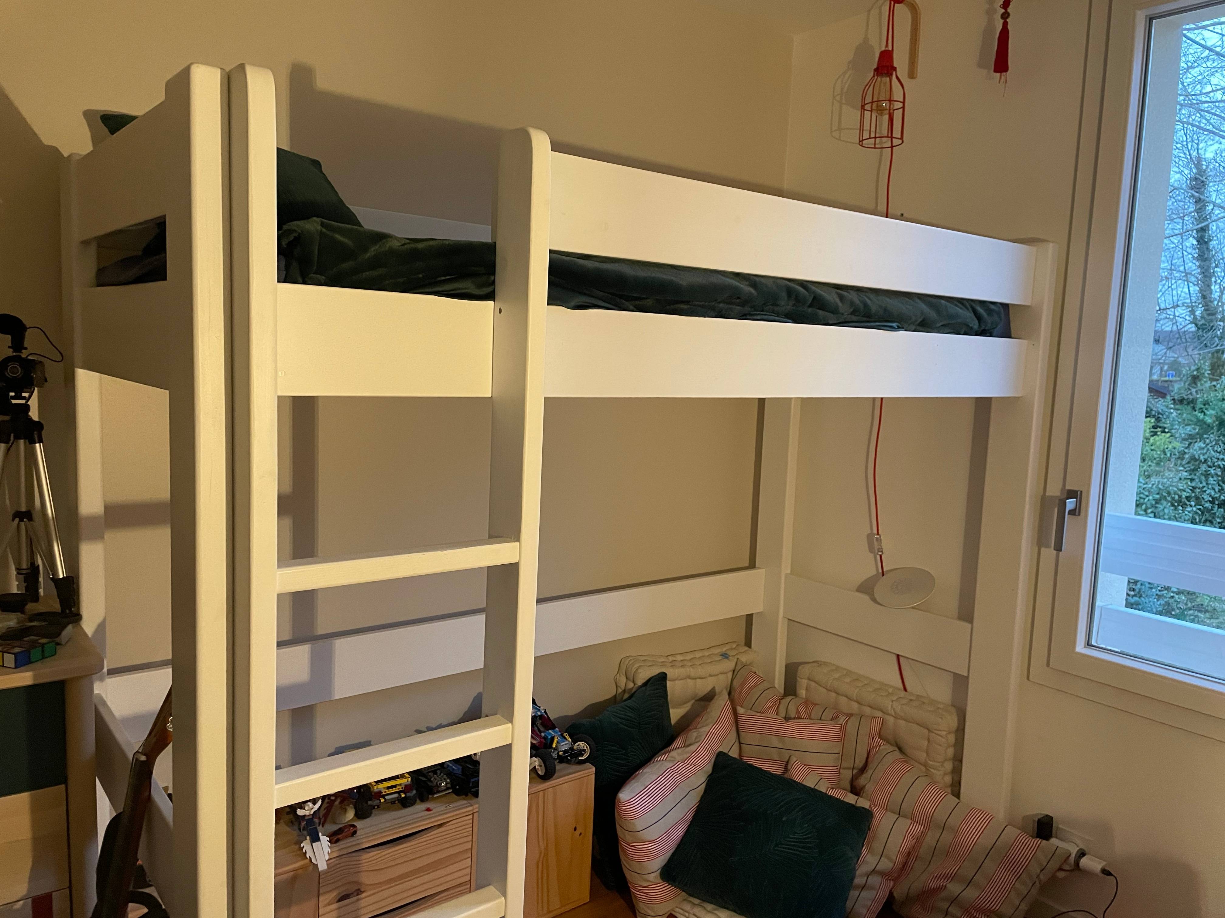 Lit simple mezzanine on Gens de Confiance