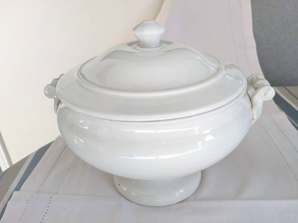Soupière et son couvercle en faïence blanche on Gens de Confiance