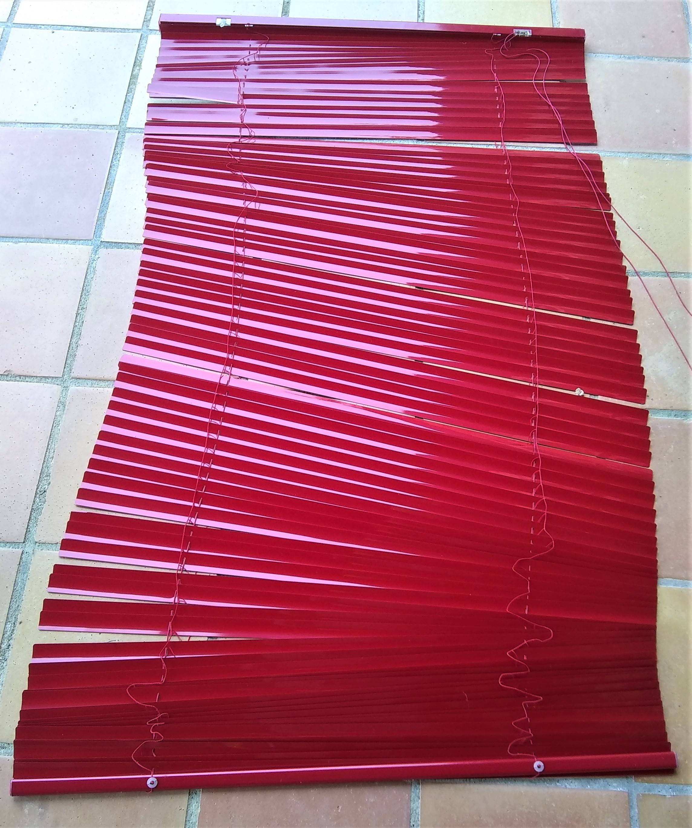 Store vénitien rouge en aluminium sur Gens de Confiance