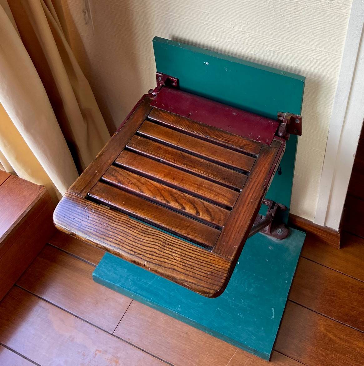 Strapontin historique du métro sur Gens de Confiance