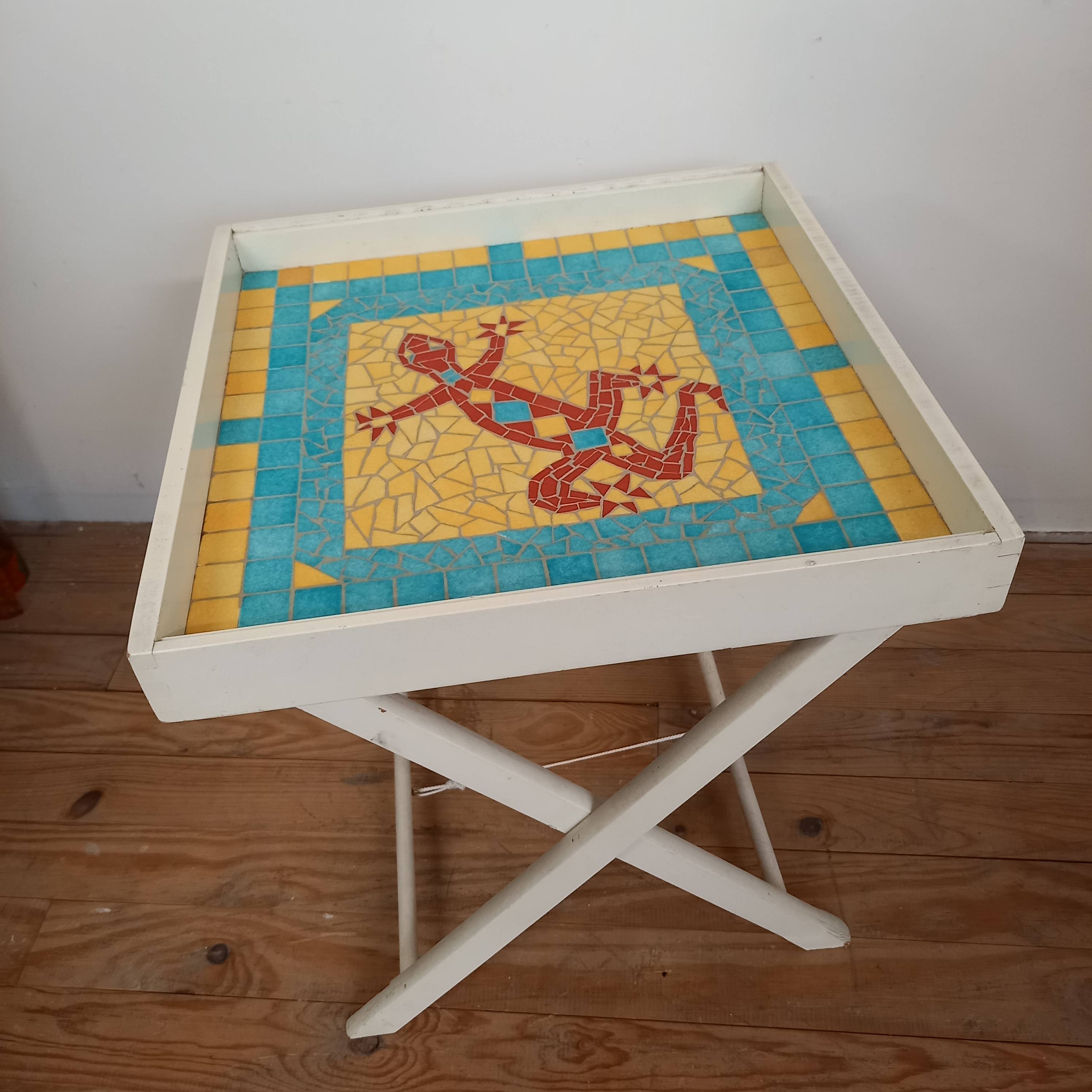 Table basse en mosaïque avec un jeko, lézard géant on Gens de Confiance