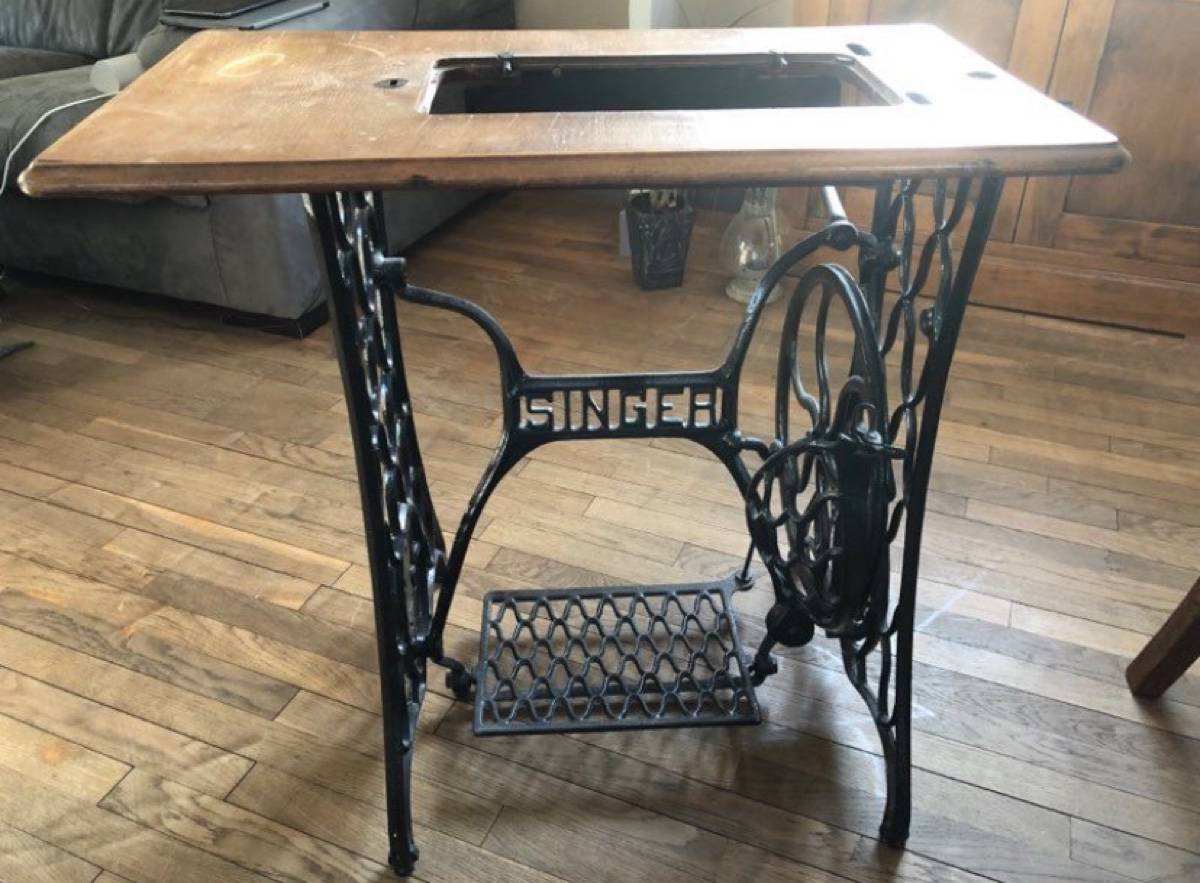 Table machine à coudre Singer sur Gens de Confiance