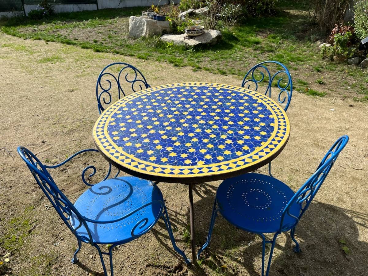 Table ronde Zellige bleue et jaune avec pied fer forgé, 2 fauteuils et ...