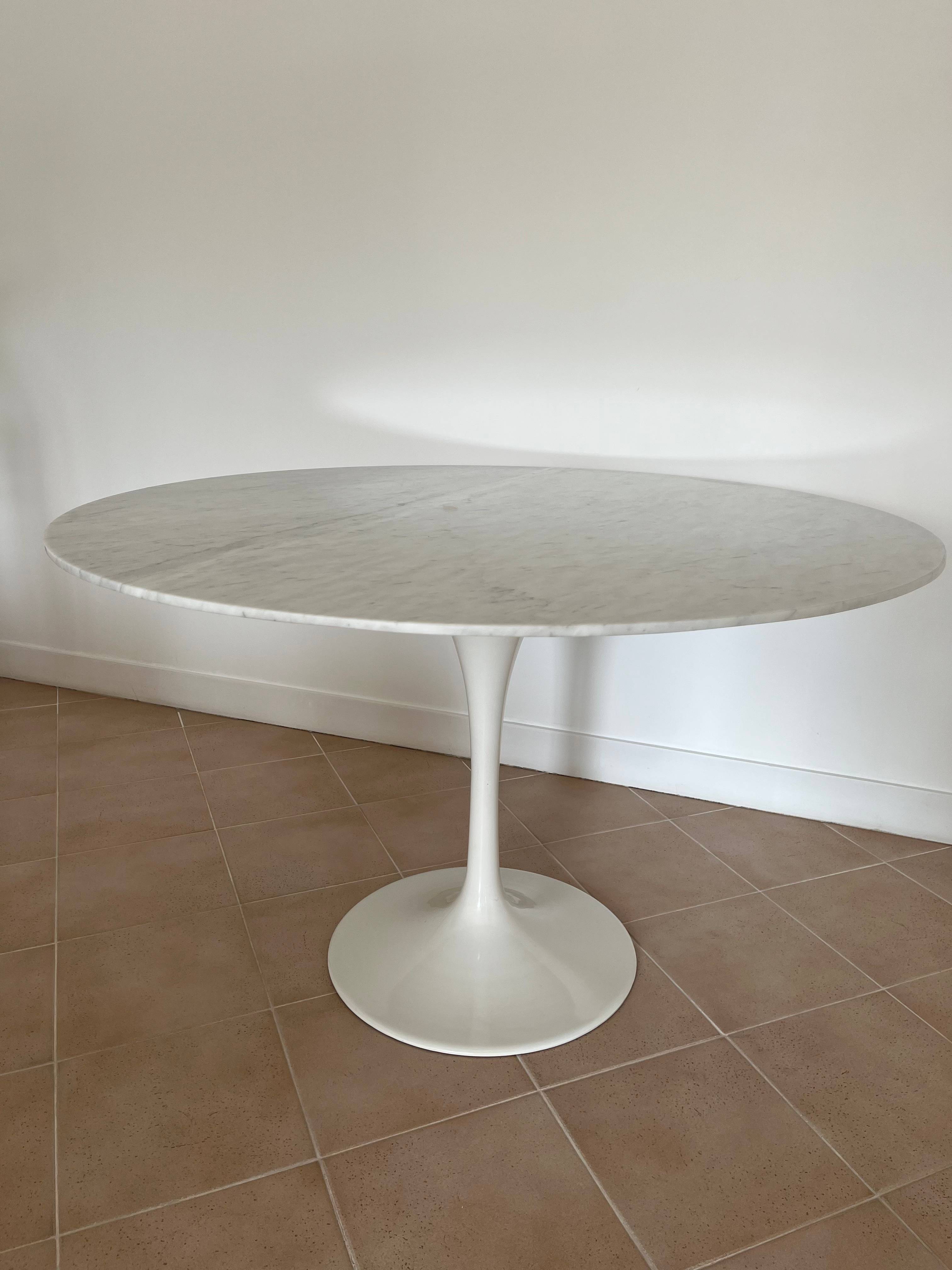 Table tulipe Eero Saarinen Knoll marbre Arabescato diamètre 120 cm ...