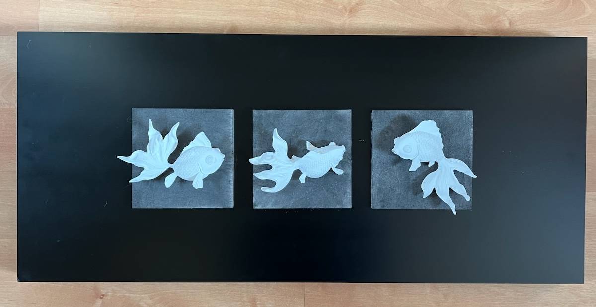 Tableau deco avec poissons japonais en relief sur Gens de Confiance
