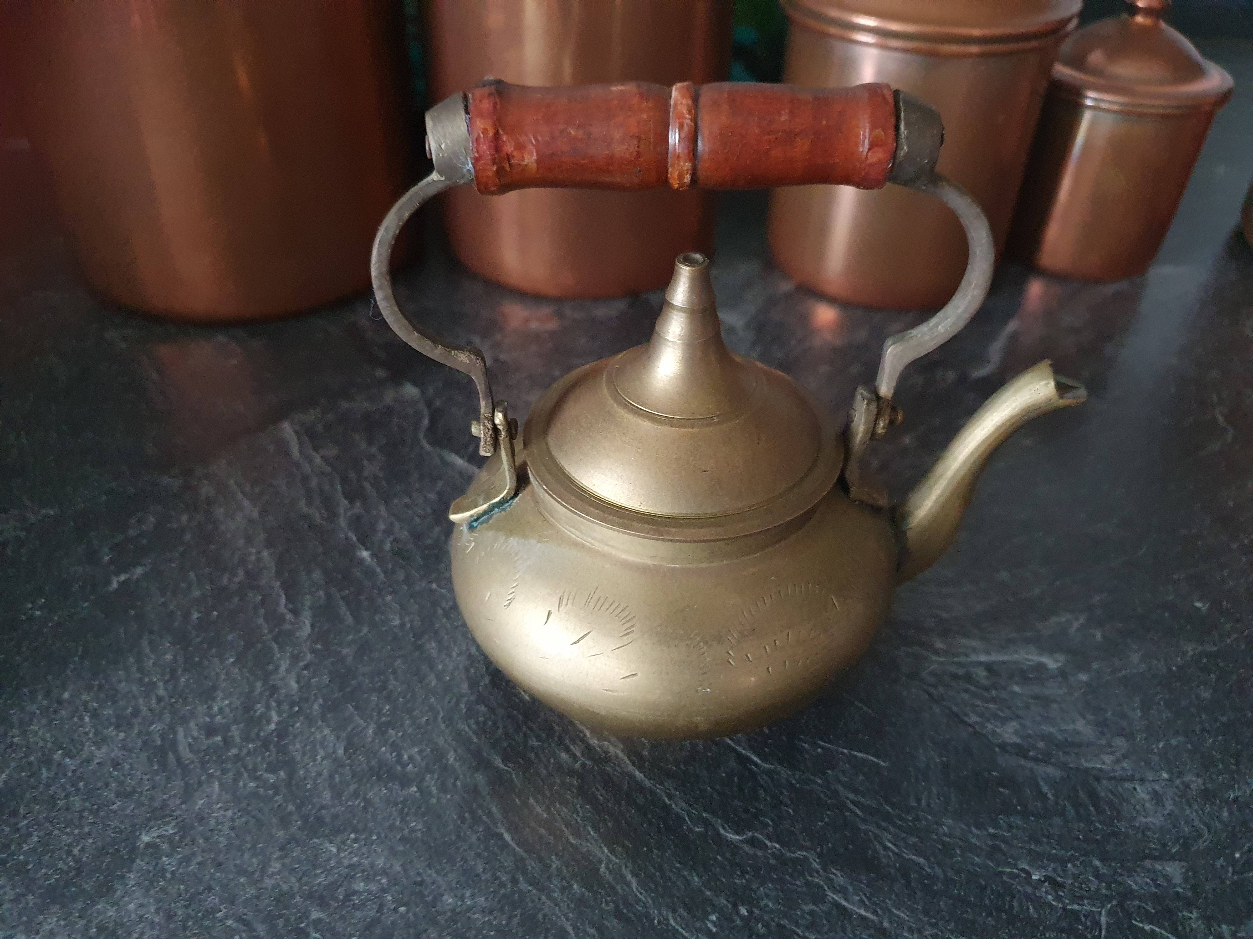 Théière style laiton avec poignet bois sur Gens de Confiance