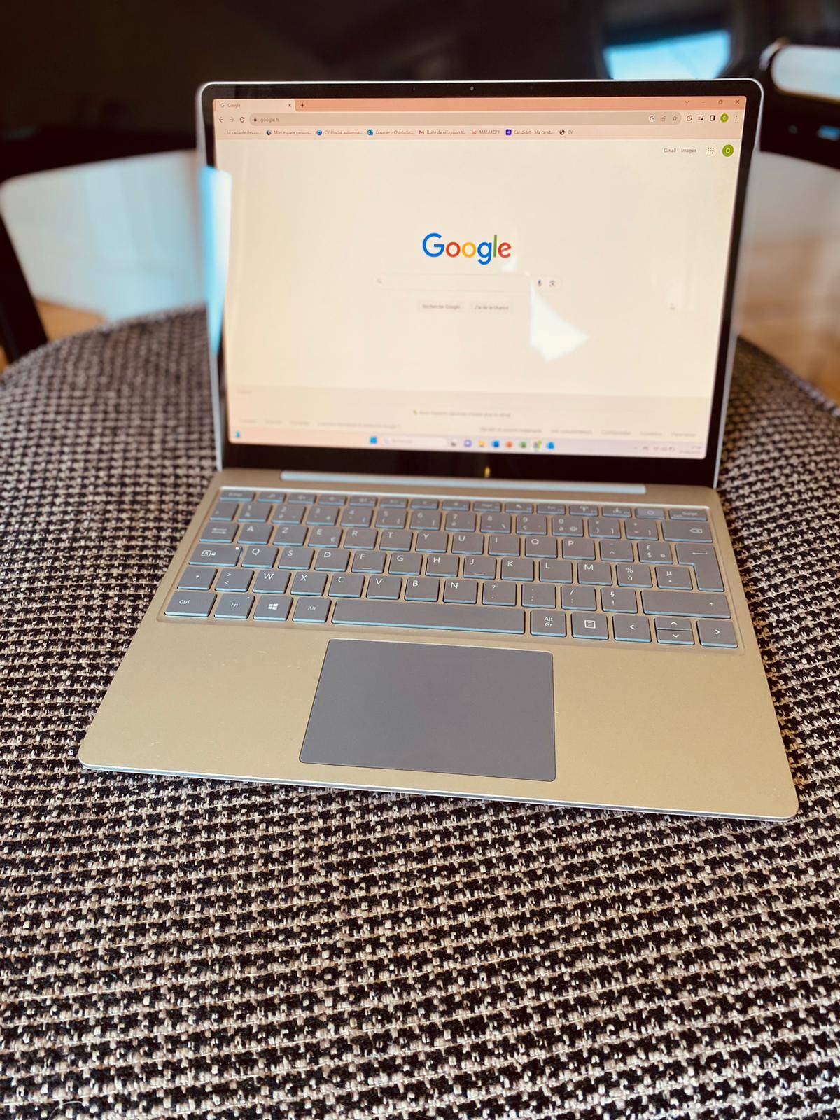 PC Ultra-Portable Microsoft Surface Laptop Go 12.4" on Gens de Confiance