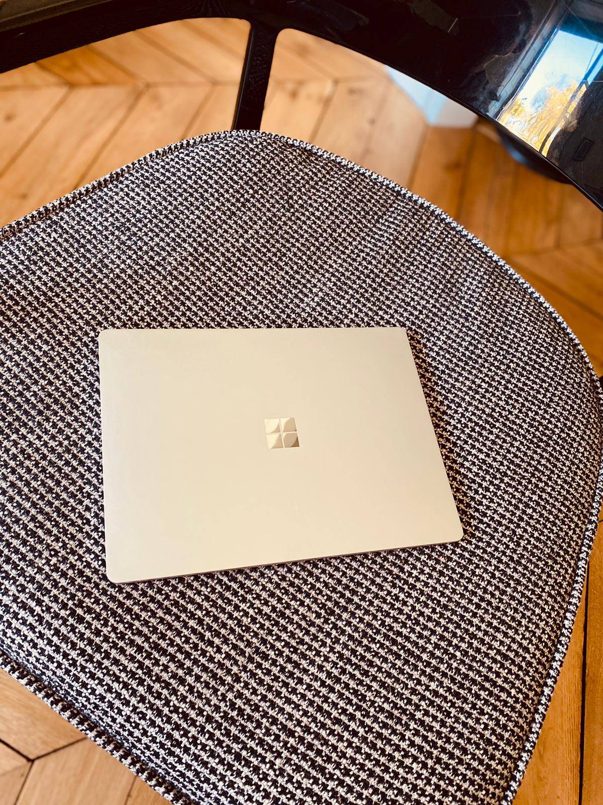 PC Ultra-Portable Microsoft Surface Laptop Go 12.4" on Gens de Confiance
