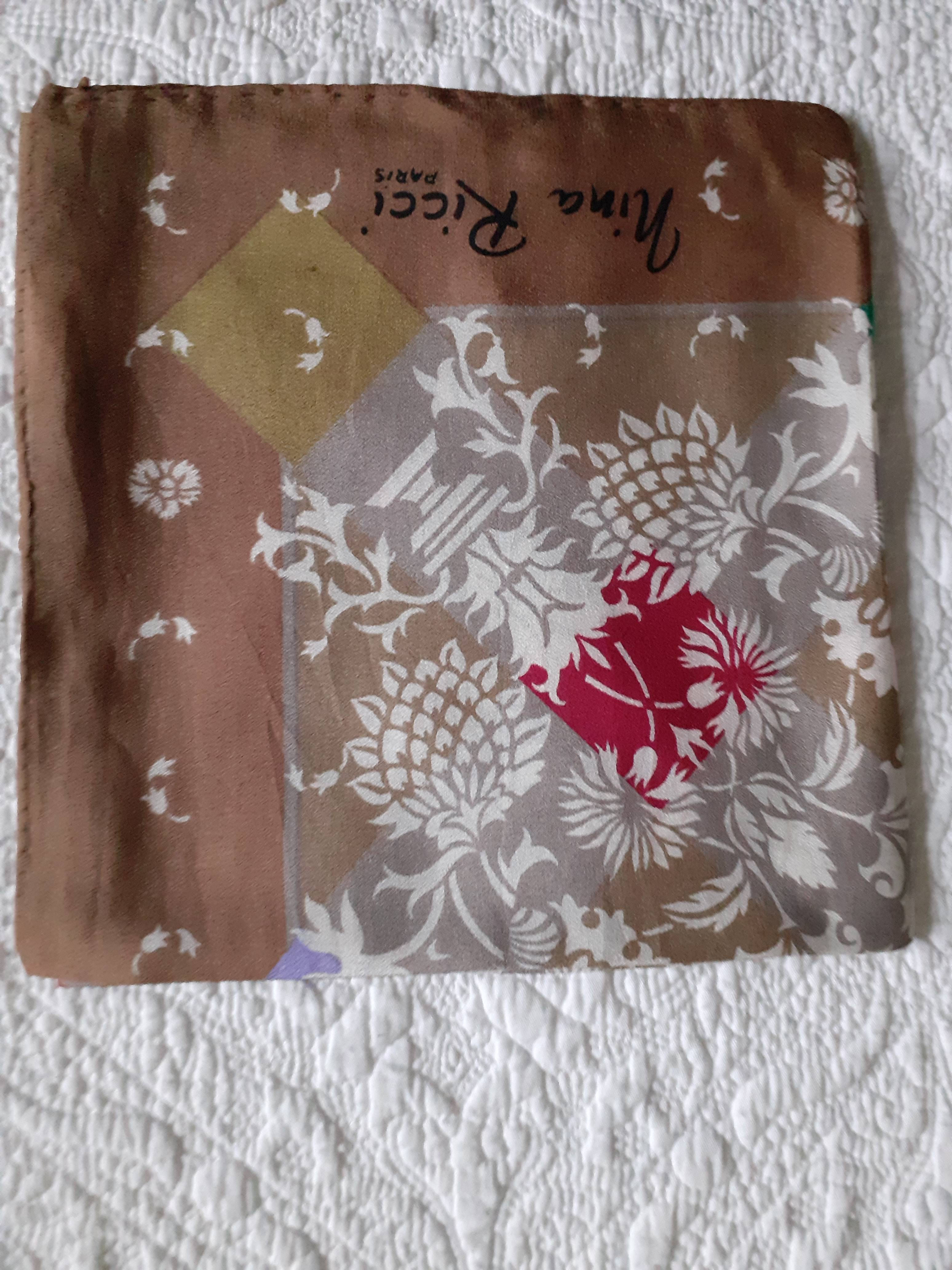 Vends beau carré Nina Ricci vintage sur Gens de Confiance