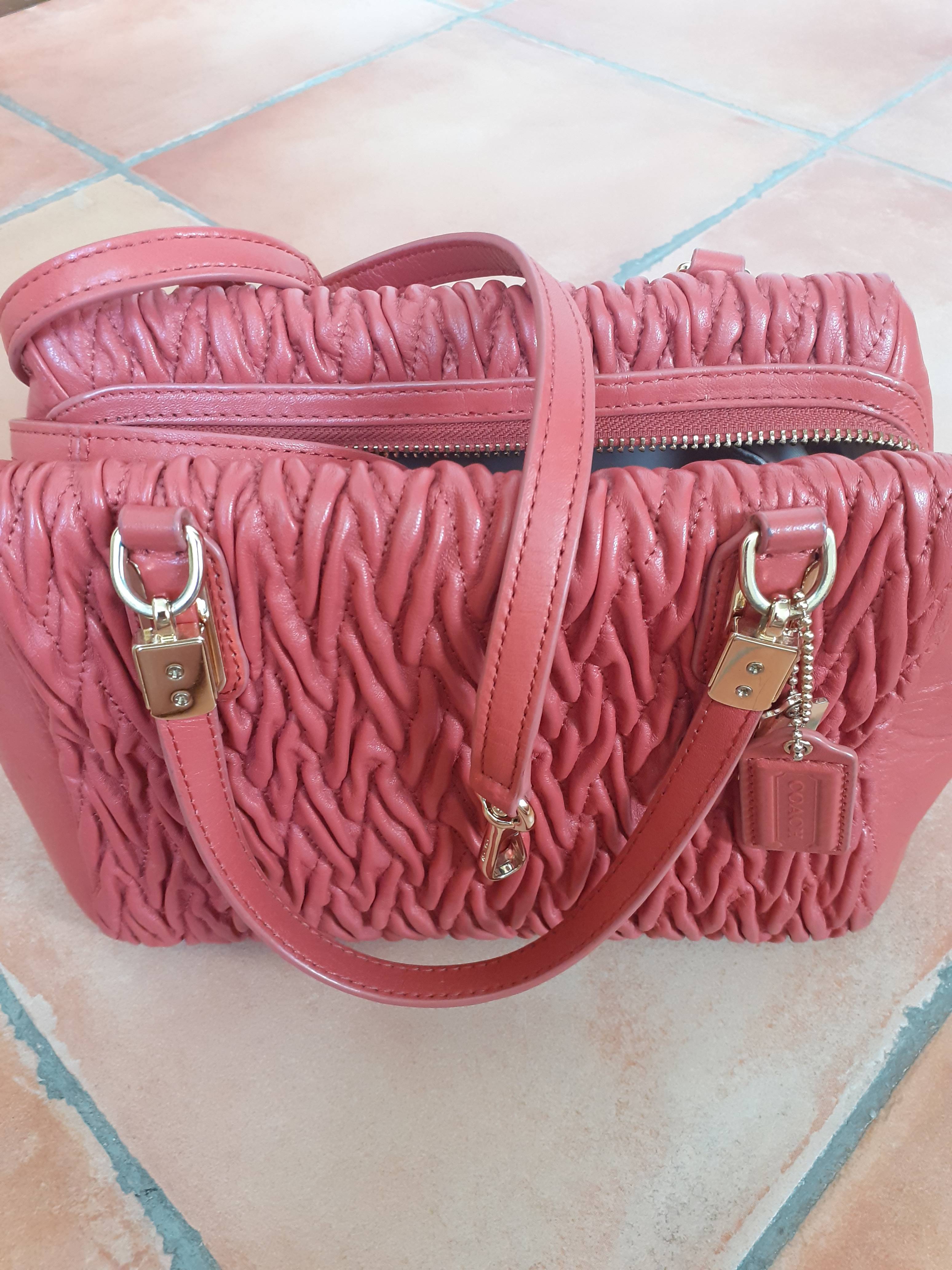 Vends sac à main Coach rose - état impeccable intérieur extérieur on ...