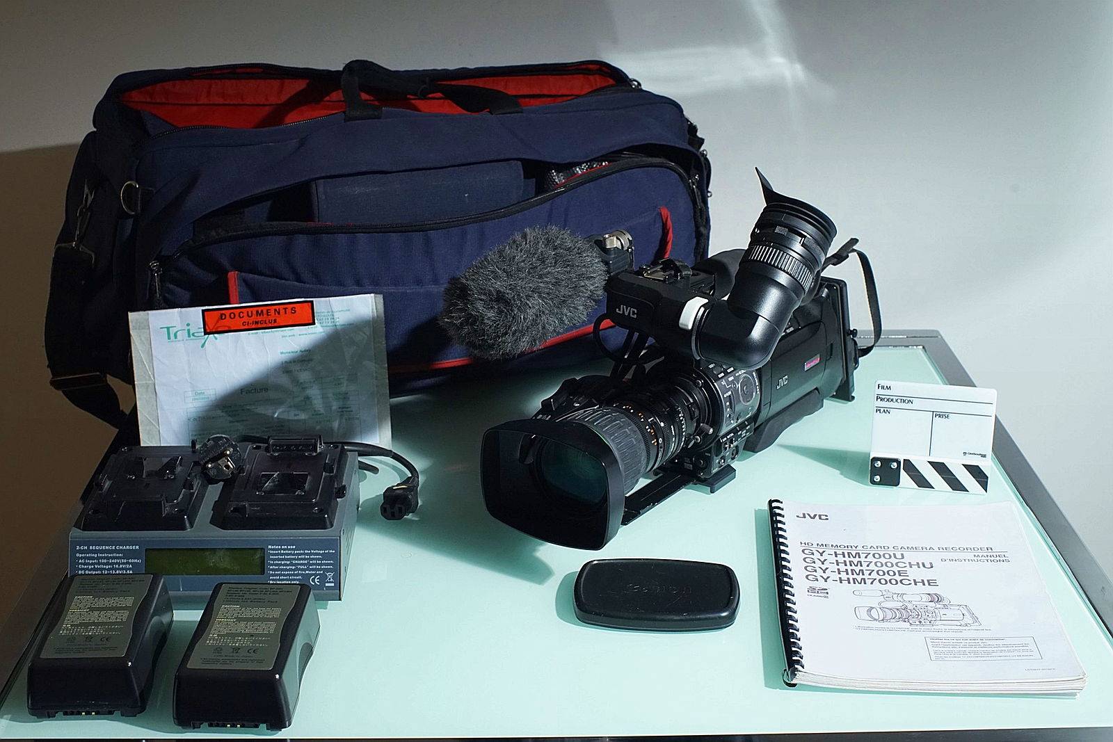 Vends ensemble pro. Caméra d’épaule JVC-HM700 excellent état sur Gens ...