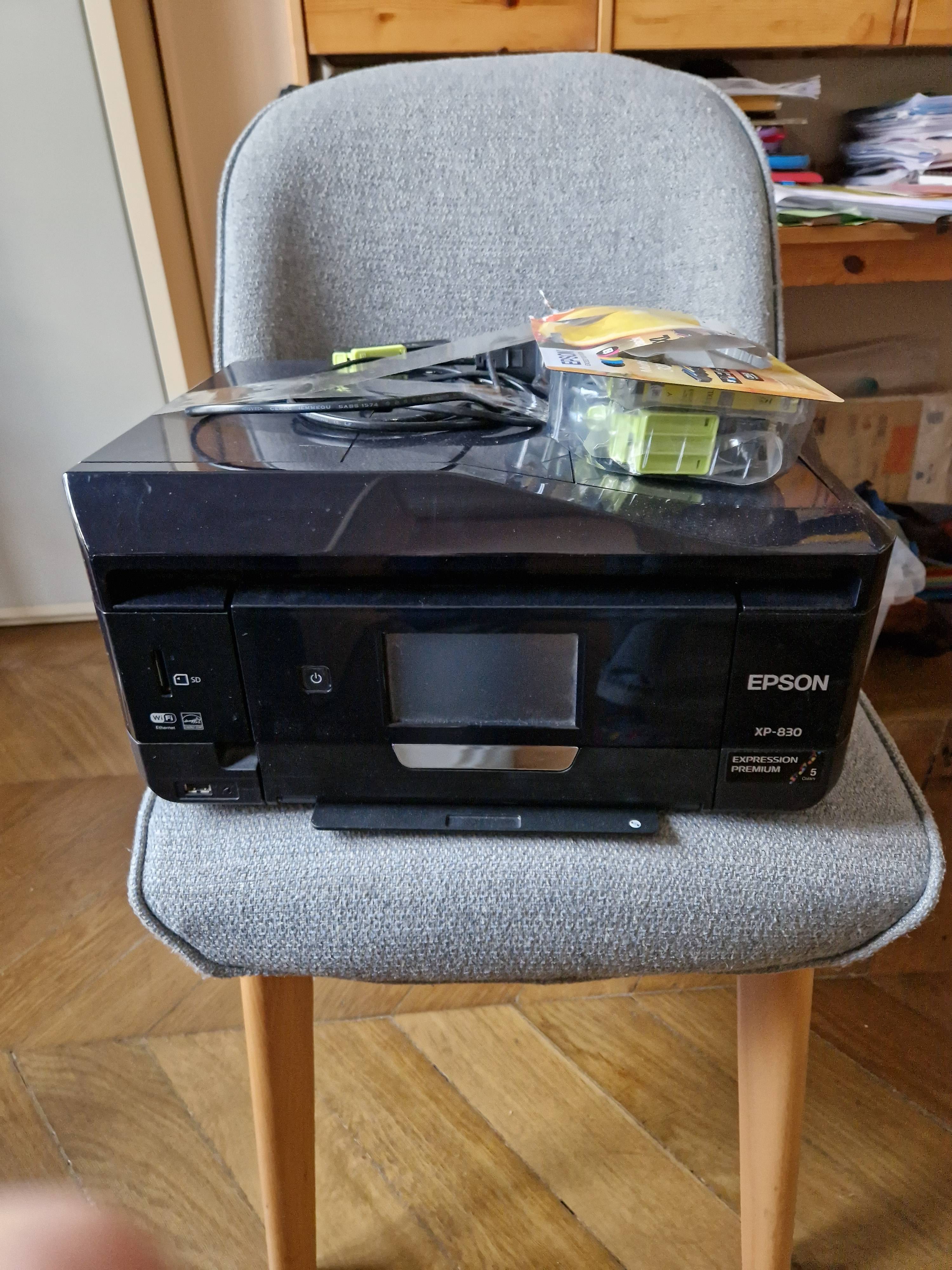 Vends imprimante + copie et scan Epson XP 830 qui marchent très bien sur Gens de Confiance