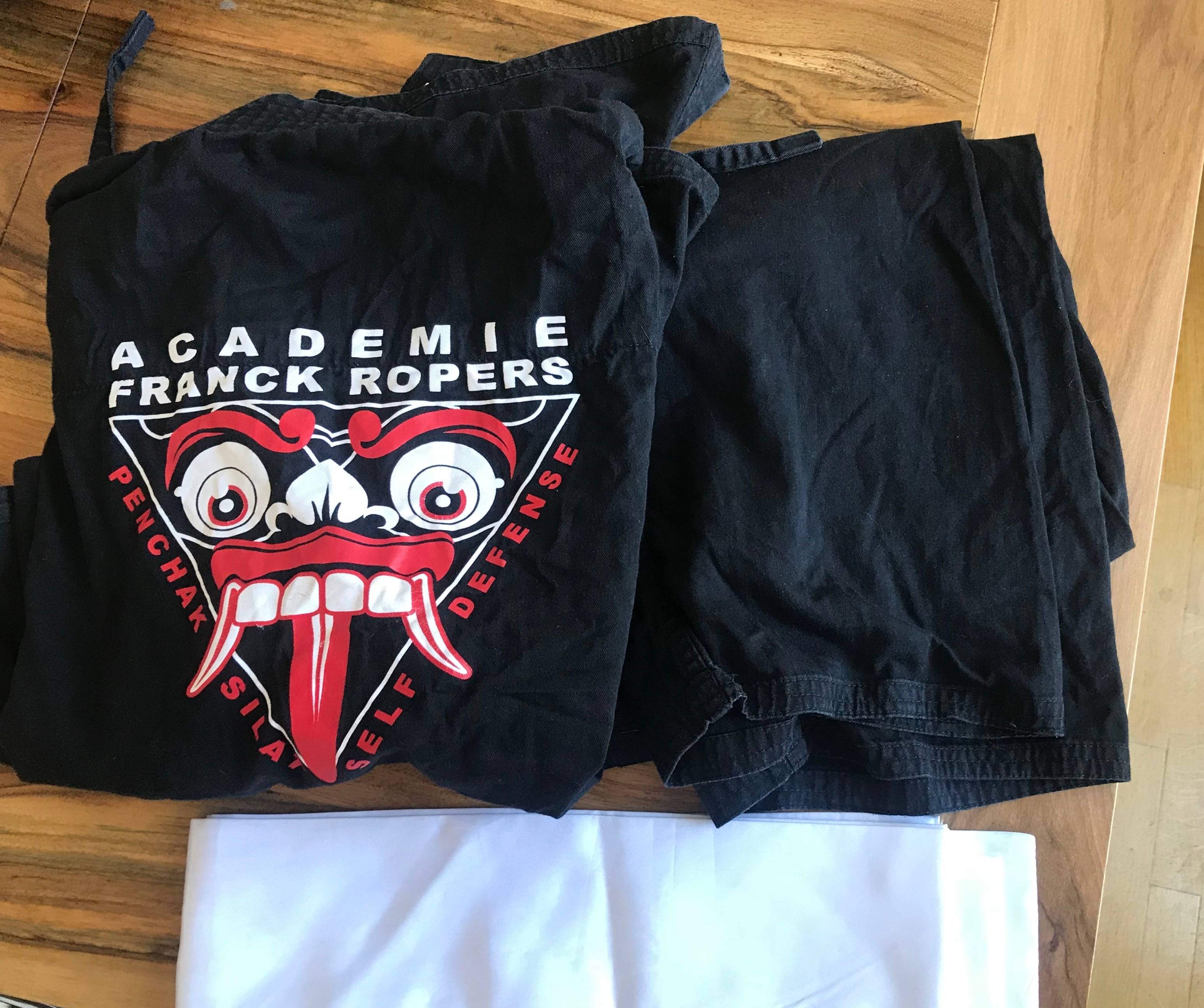 Vends Kimono penchas silat / académie Franck Ropers sur Gens de Confiance