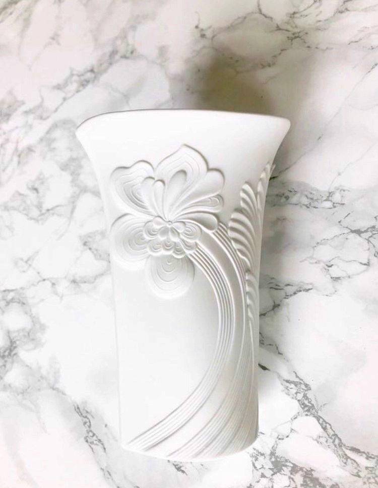 Vends beau vase de la manufacture Kaiser en biscuit de porcelaine sur ...