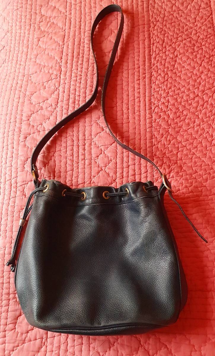 Vends Sac seau marque Longchamp cuir grainé coloris bleu marine, 2 ...