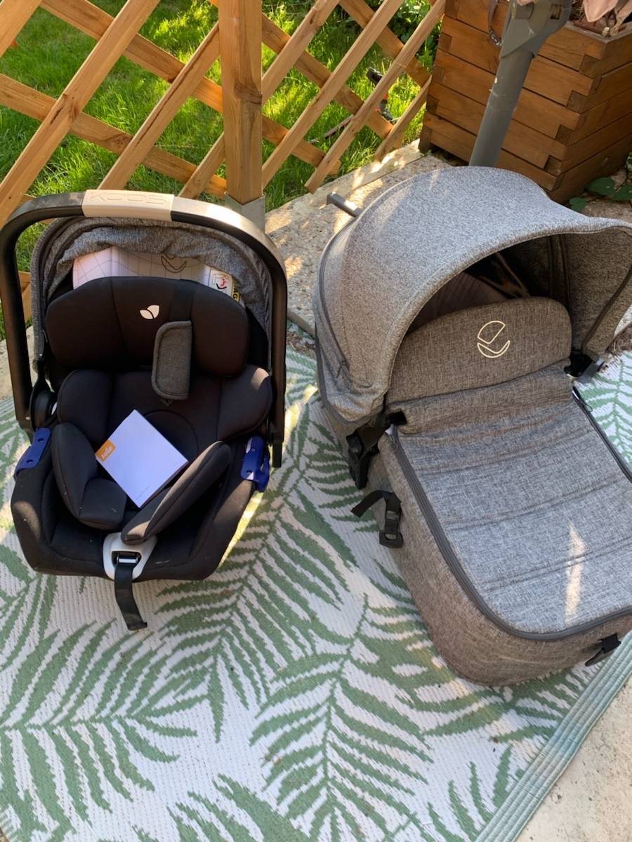Vends nacelle cosy et base isofix Jané très bon etat on Gens de Confiance