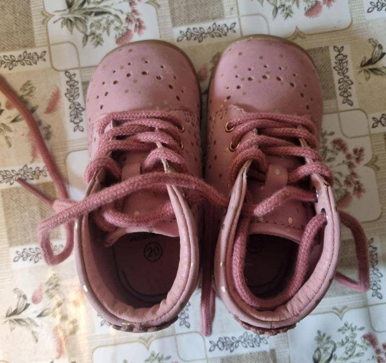 Vends paire de chaussures premiers pas - Pointure 20 sur Gens de Confiance