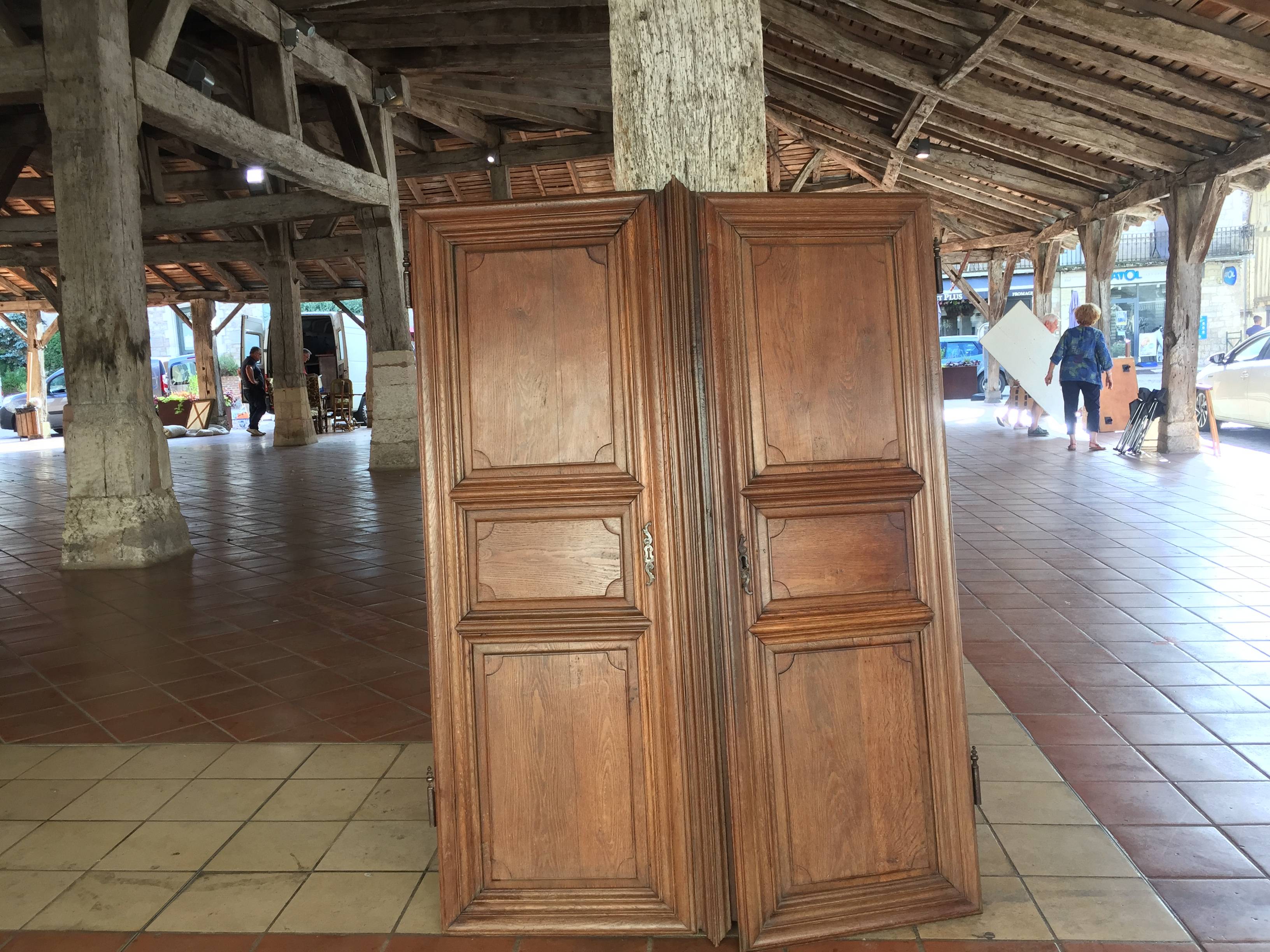 Vends deux portes de placard anciennes en chêne on Gens de Confiance
