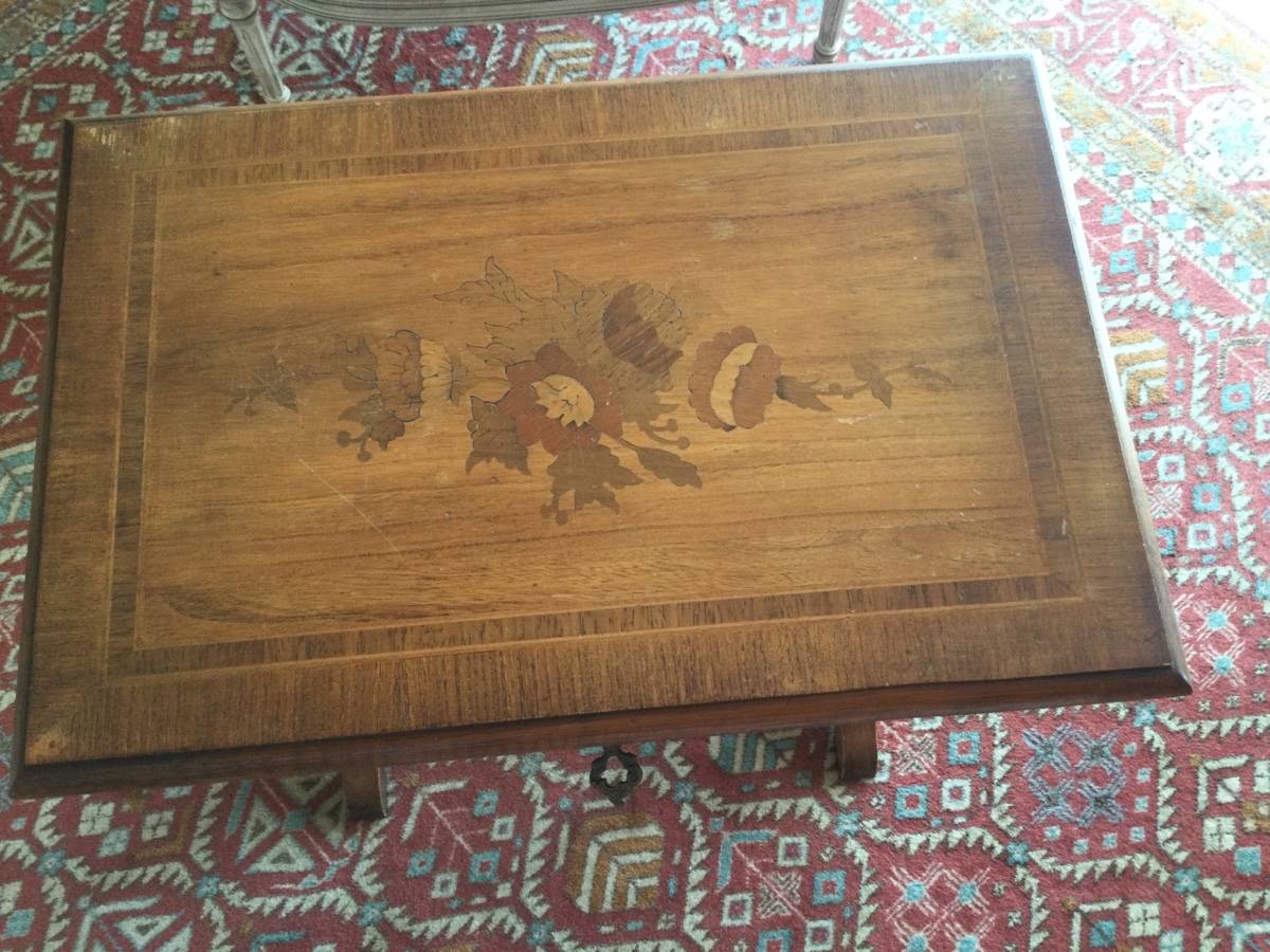 Vends table d’appoint/table à ouvrage sur Gens de Confiance