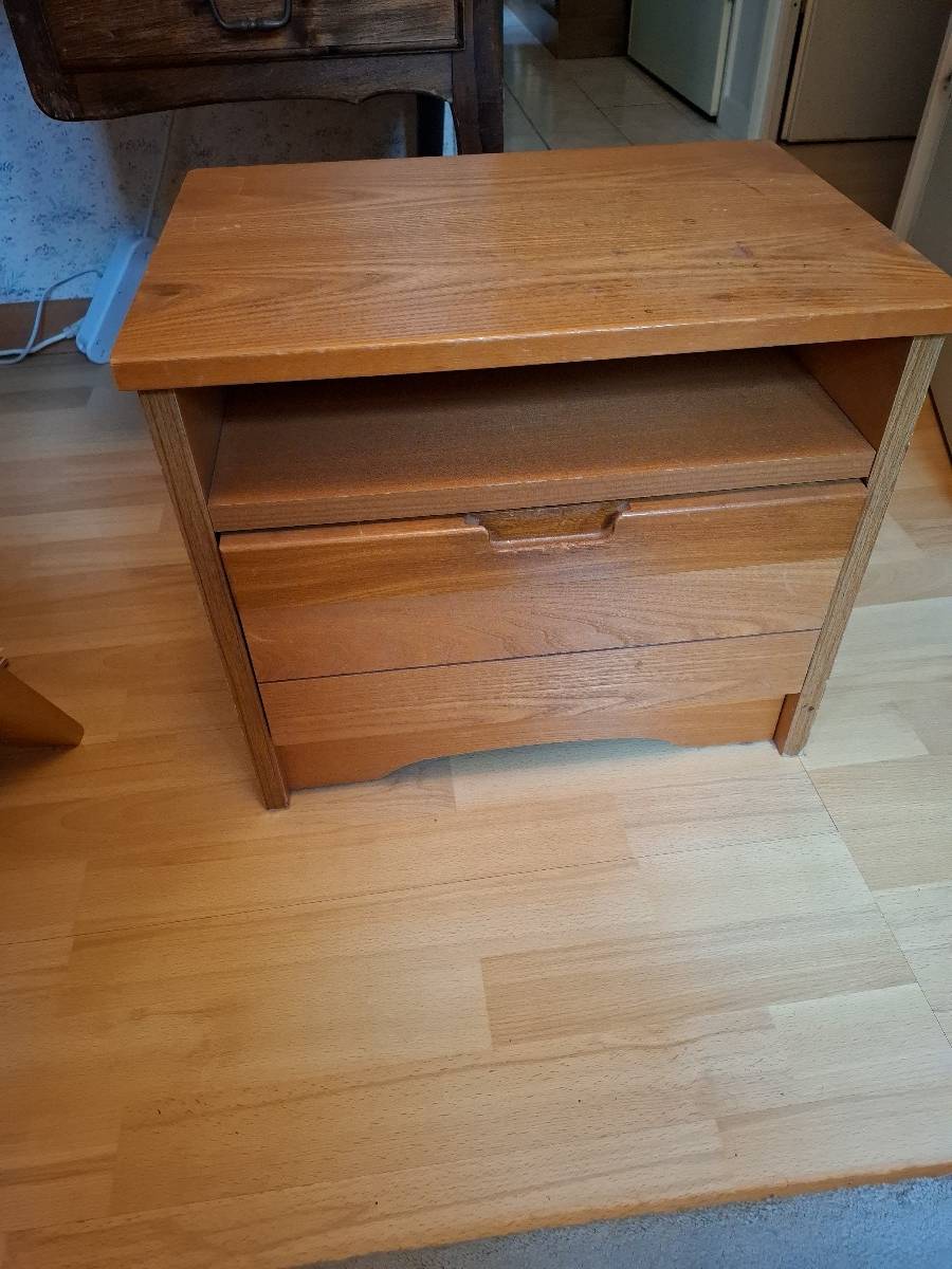 Vends table de nuit couleur bois naturel sur Gens de Confiance