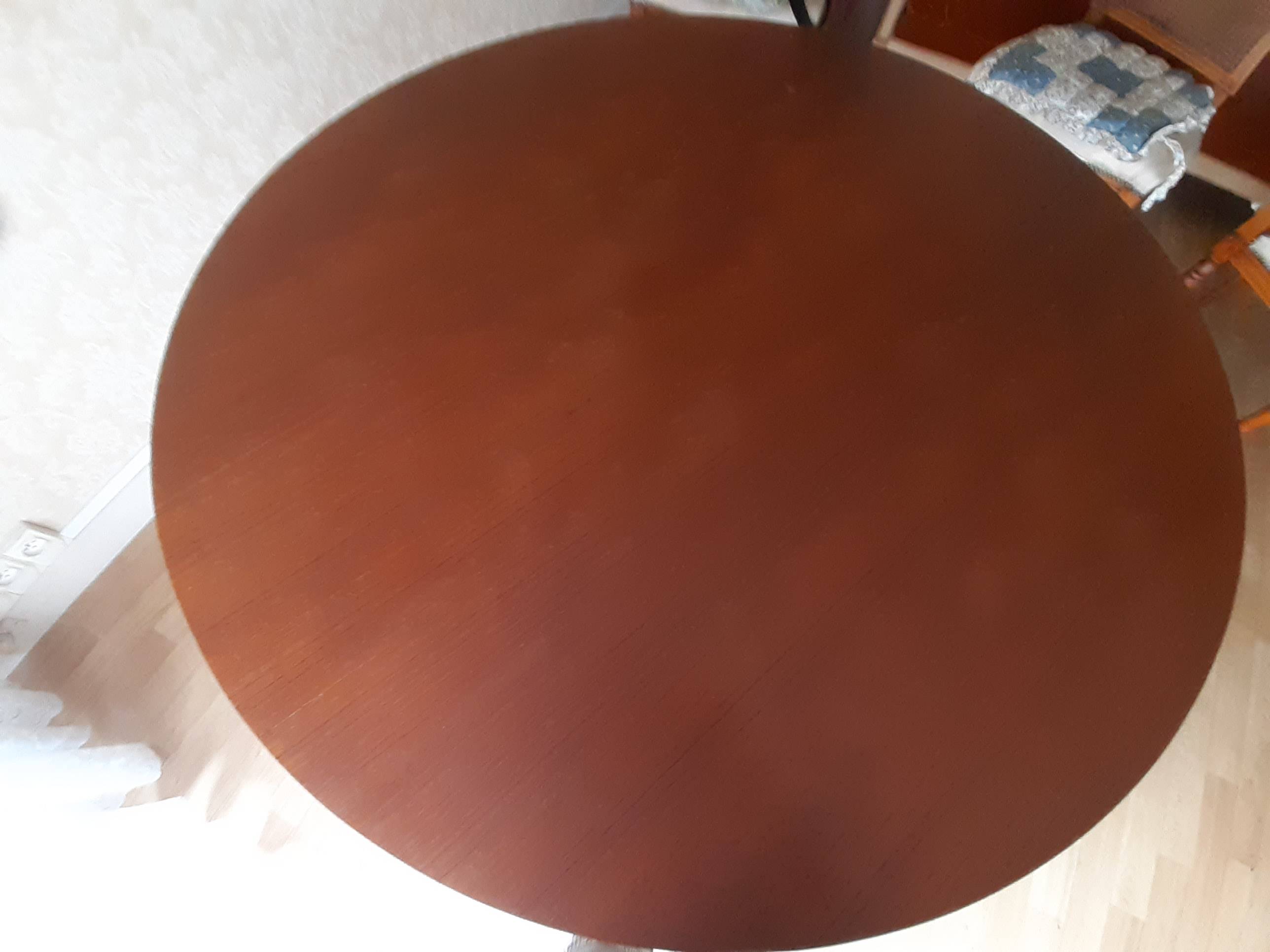 Vends table table ronde teck 4 pieds avec rallonge escamotable on Gens ...