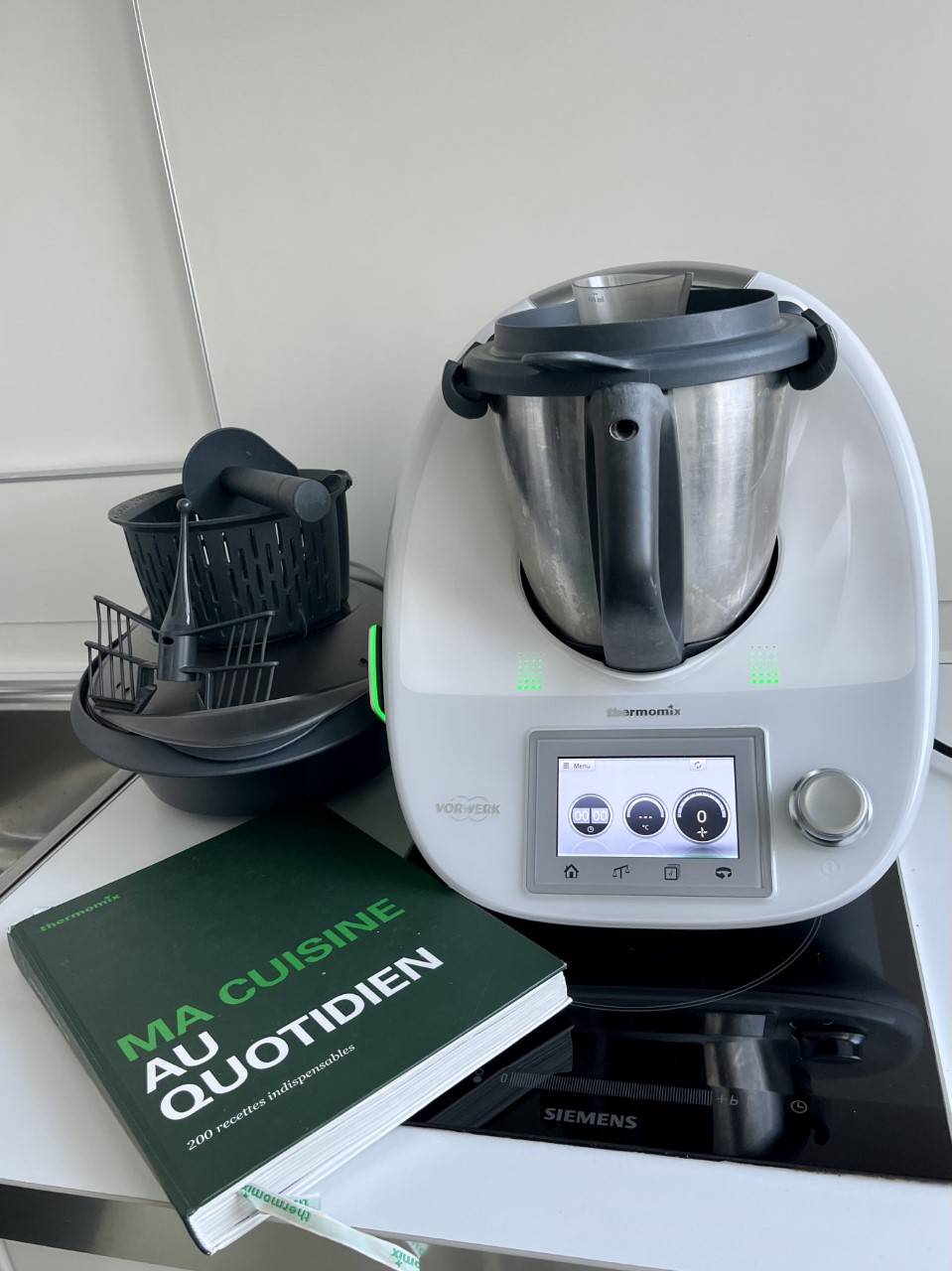 Vends Thermomix TM5 avec ses accessoires, sa clé connectée et le livre ...
