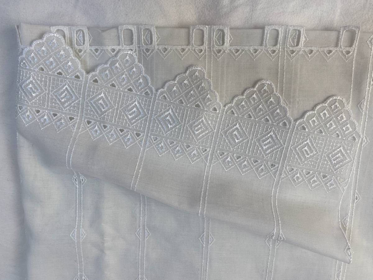 Vends trois rideaux avec accroches en tissu sur Gens de Confiance