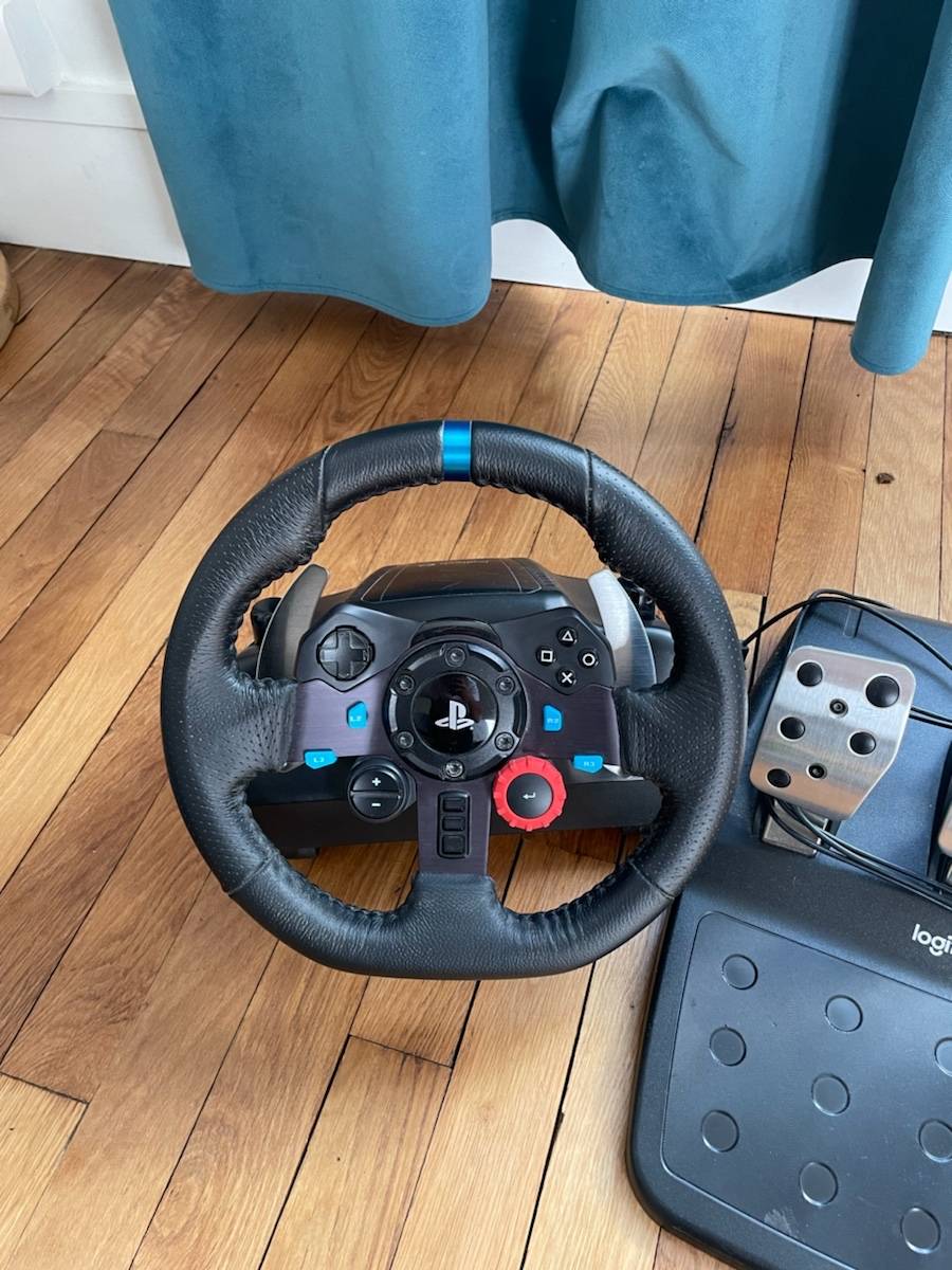 Vends volant Logitech G29 avec pedales sur Gens de Confiance