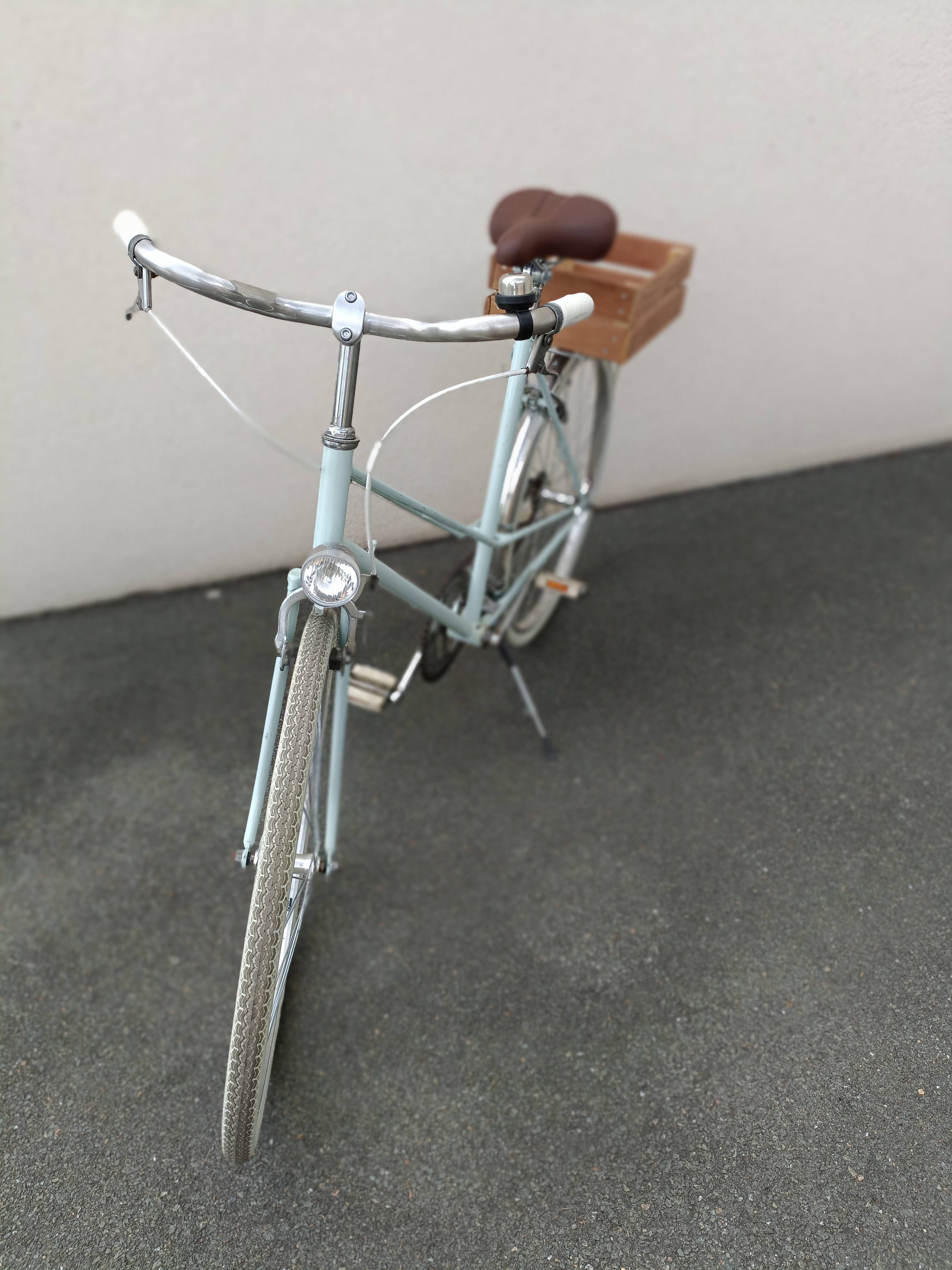 Joli vélo vintage couleur menthe à l’eau sur Gens de Confiance